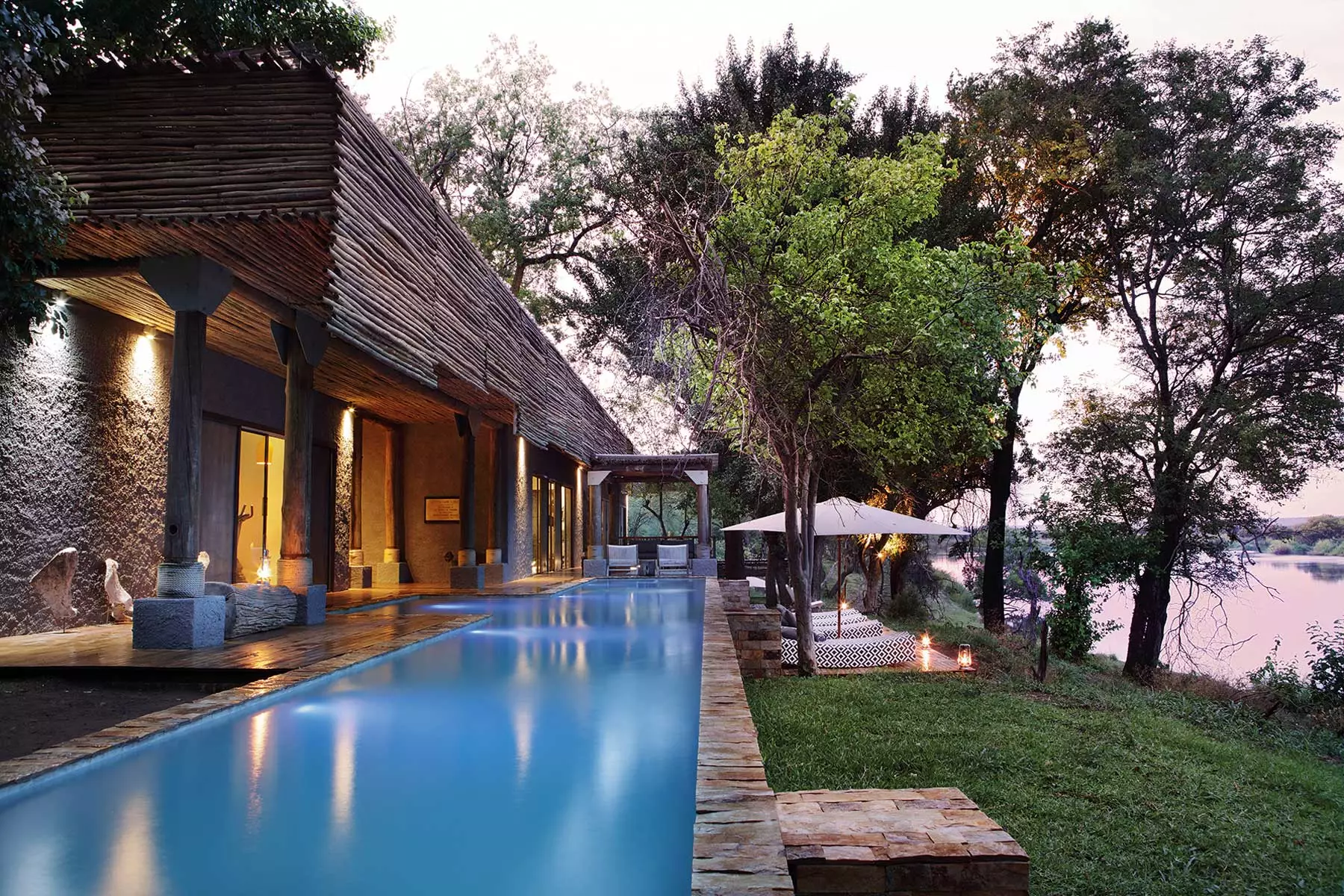 Extérieur et piscine du Matetsi Victoria Lodge, élu l'un des meilleurs hôtels du monde