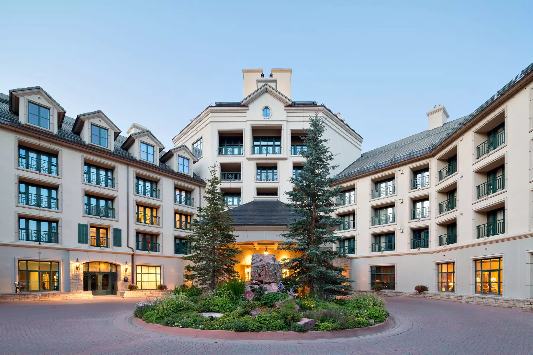 Außeneingang des Park Hyatt Beaver Creek in Colorado