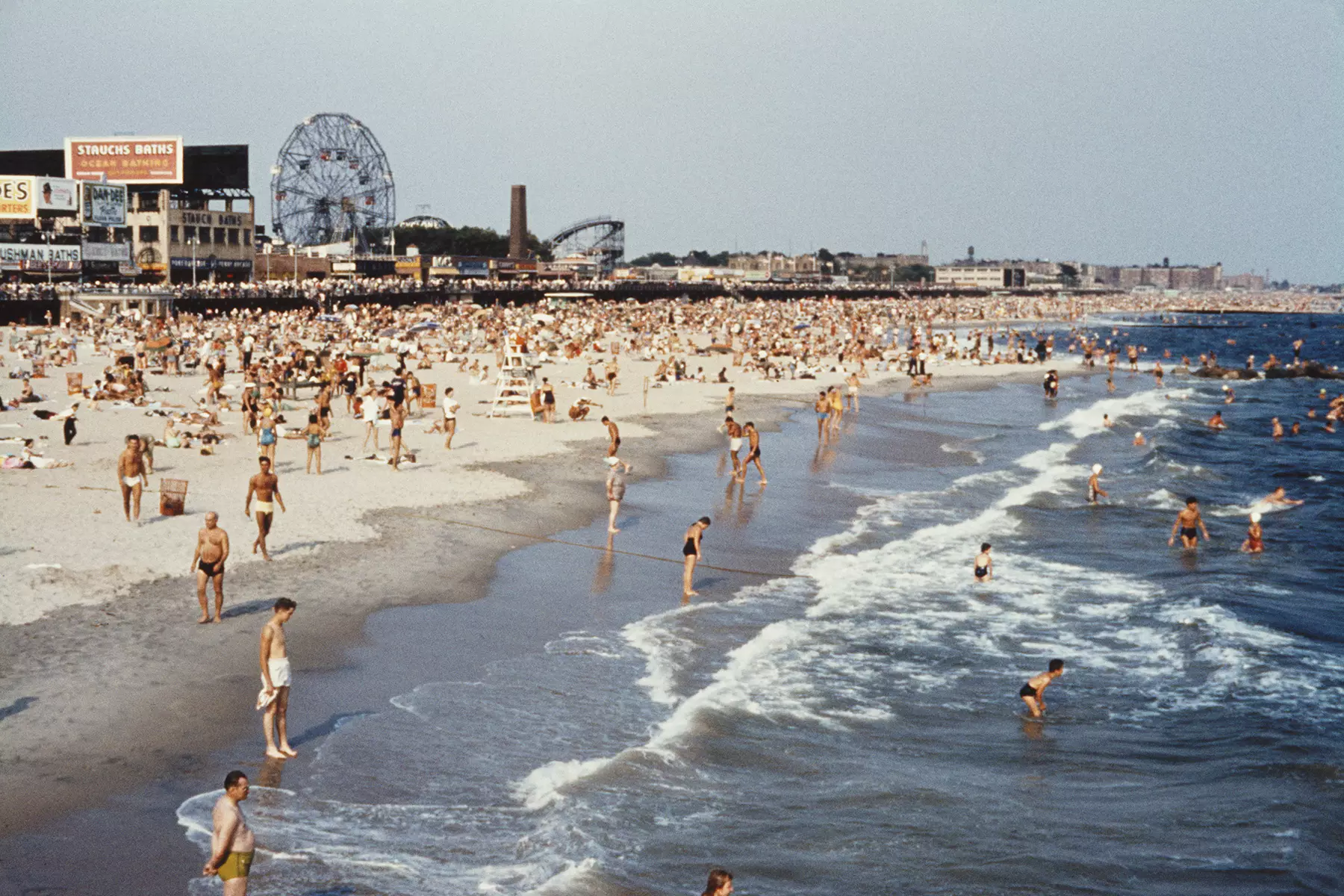 Pantai ing Coney Island, New York City, kira-kira taun 1960