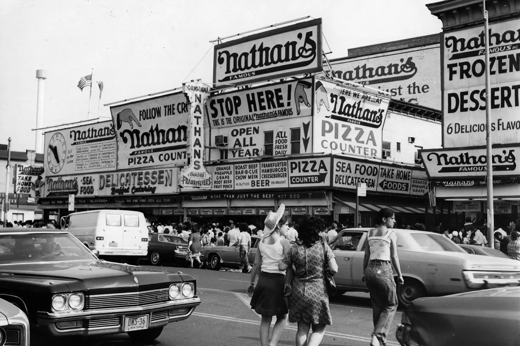 Shahararren gidan cin abinci na Nathan a tsibirin Coney, New York daga Afrilu 1976