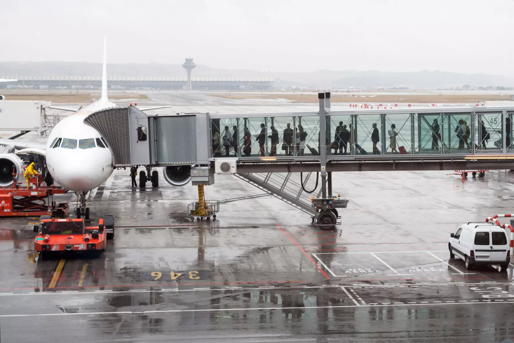 Passagers montant à bord d'un avion via une passerelle d'embarquement