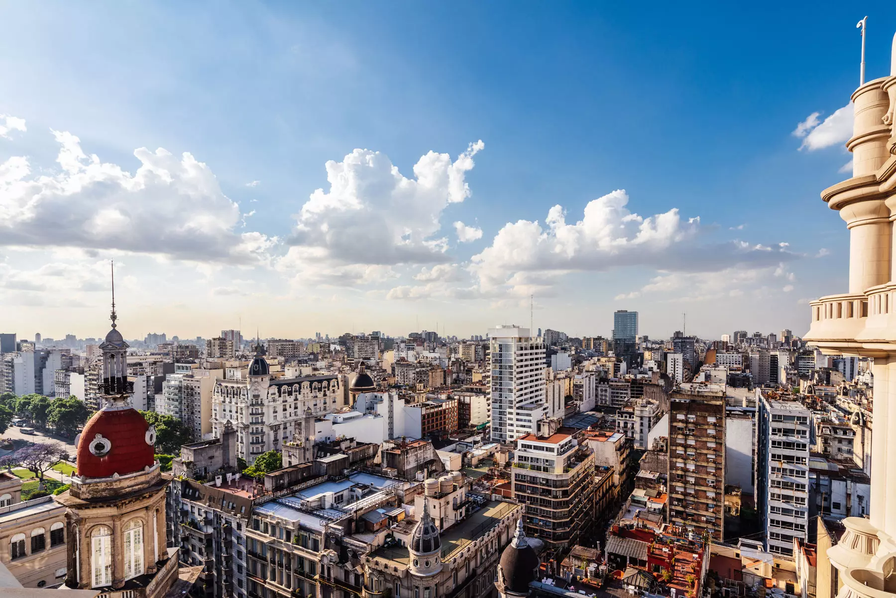 Orizontul Buenos Aires într-o zi însorită - Vedere aeriană a orașului