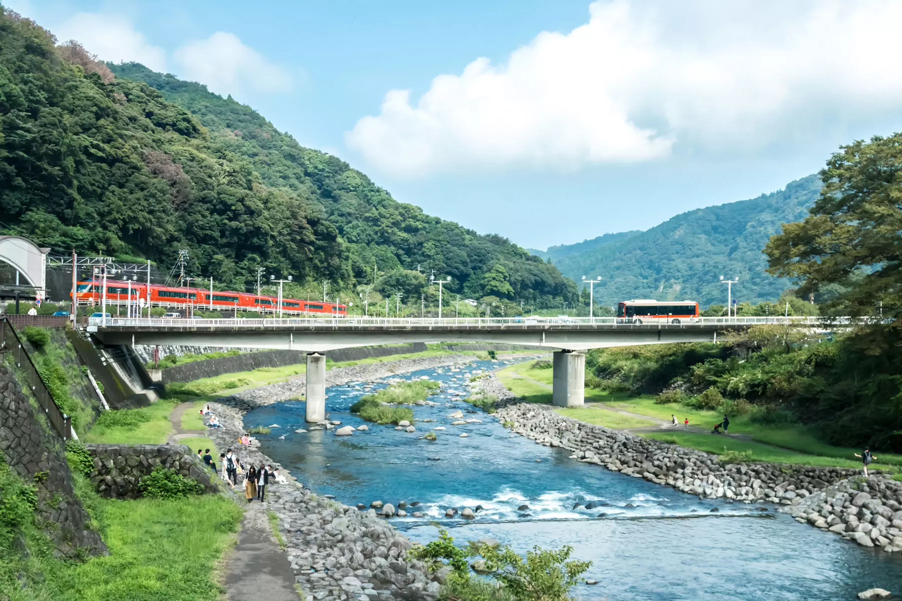 Orizontul Hakone cu munte, râu, cer senin și tren roșu, autobuz de călătorie în Kanagawa-ken, Japonia în timpul zilei.