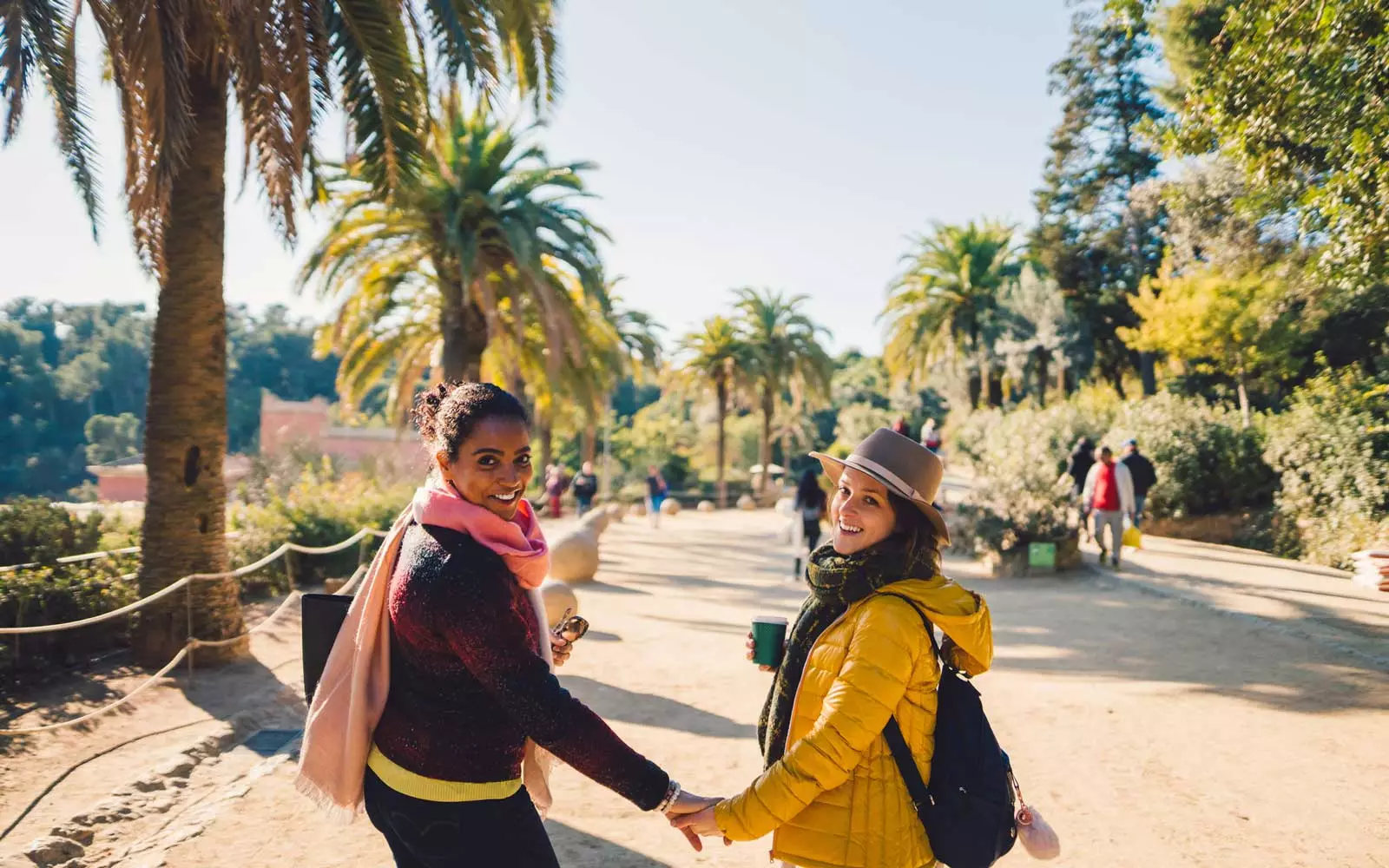 Jovem casal viajando