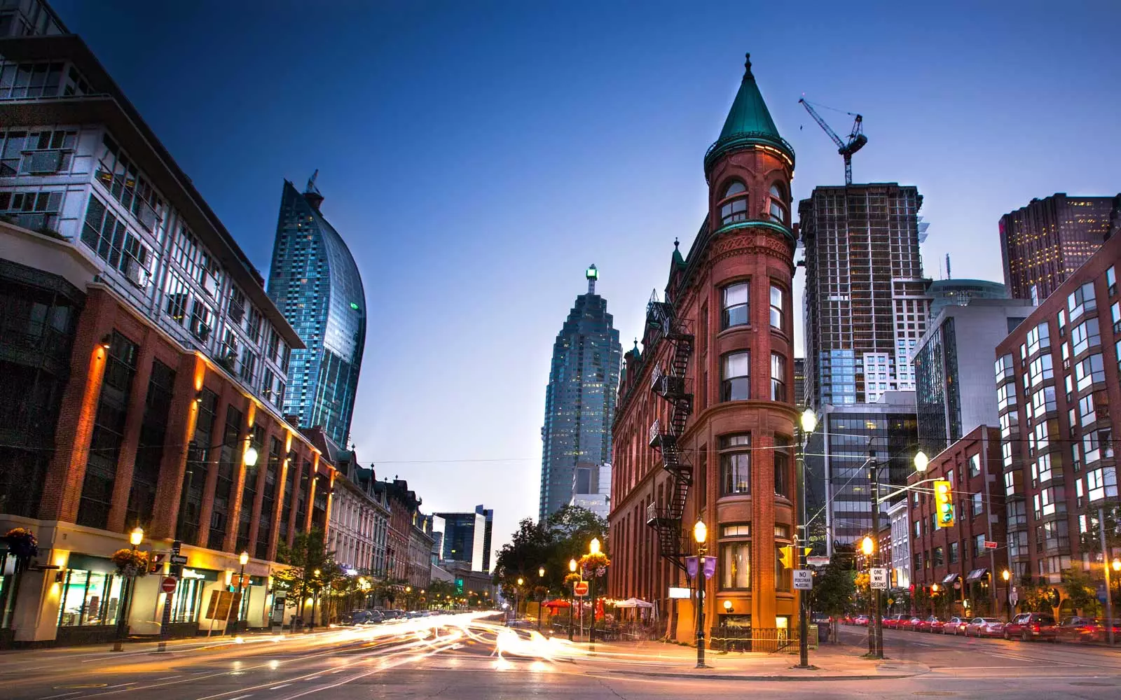 Downtown Toronto, Ontario yn wynebu'r Gorllewin ar hyd y stryd flaen