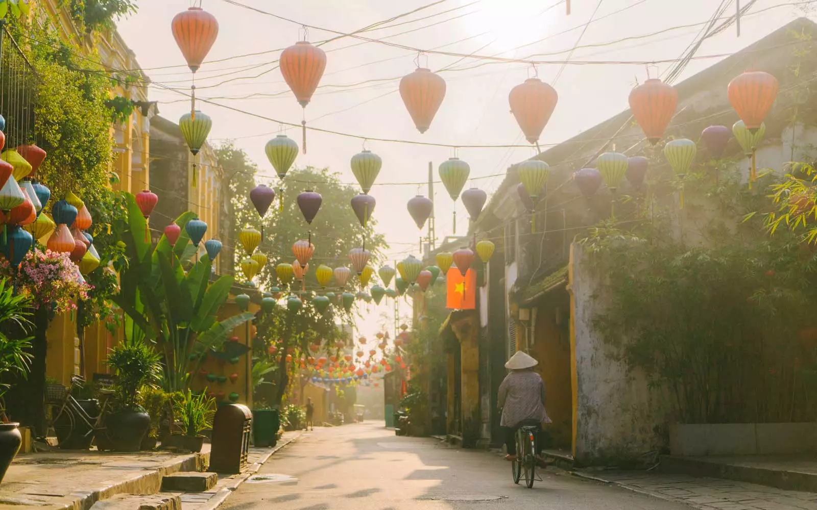 Bean ag siúl i Hoi An ar maidin