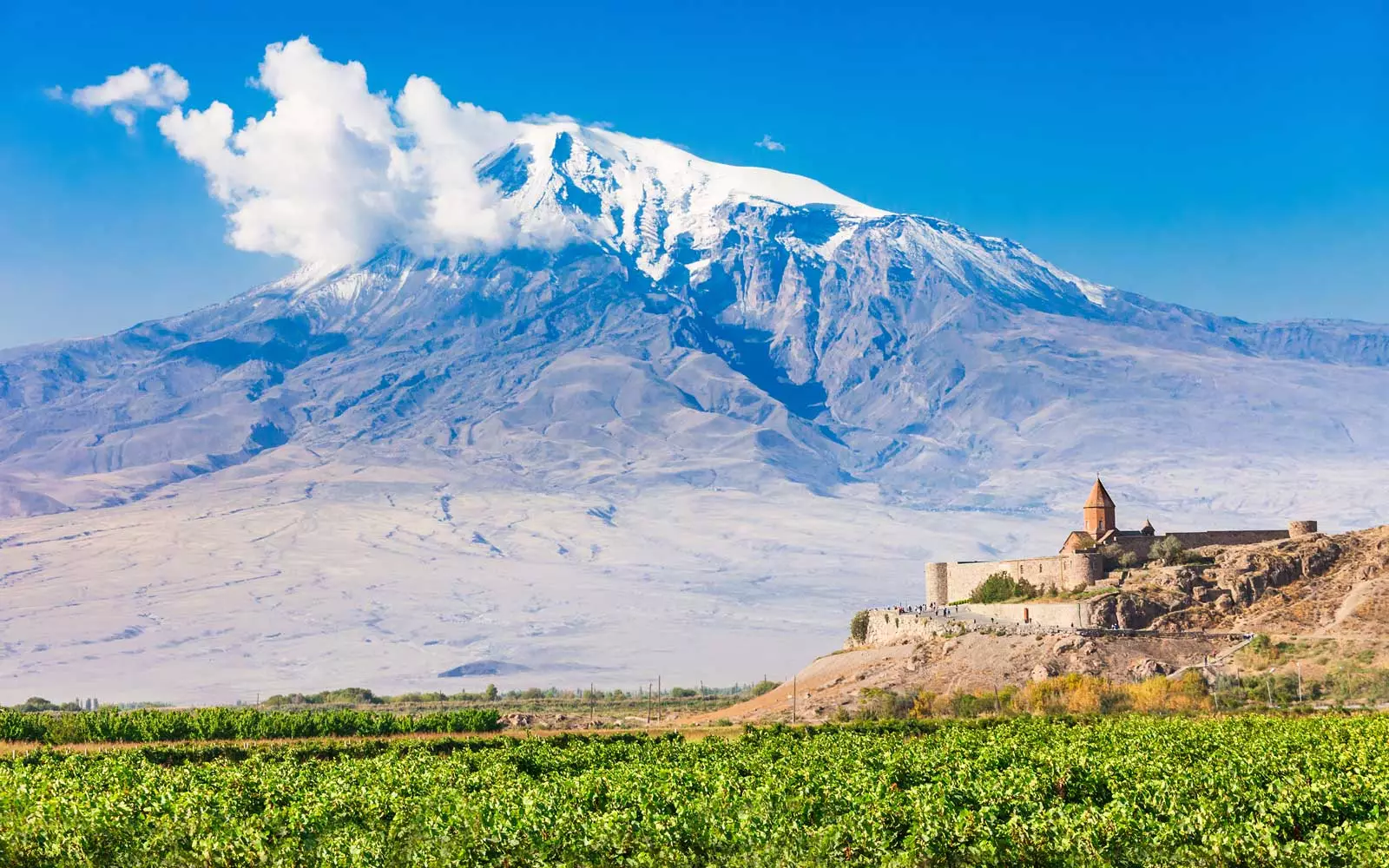 De Khor Virap ass en armenescht Klouschter an der Ararat Einfache an Armenien, no bei der Grenz mat der Tierkei.