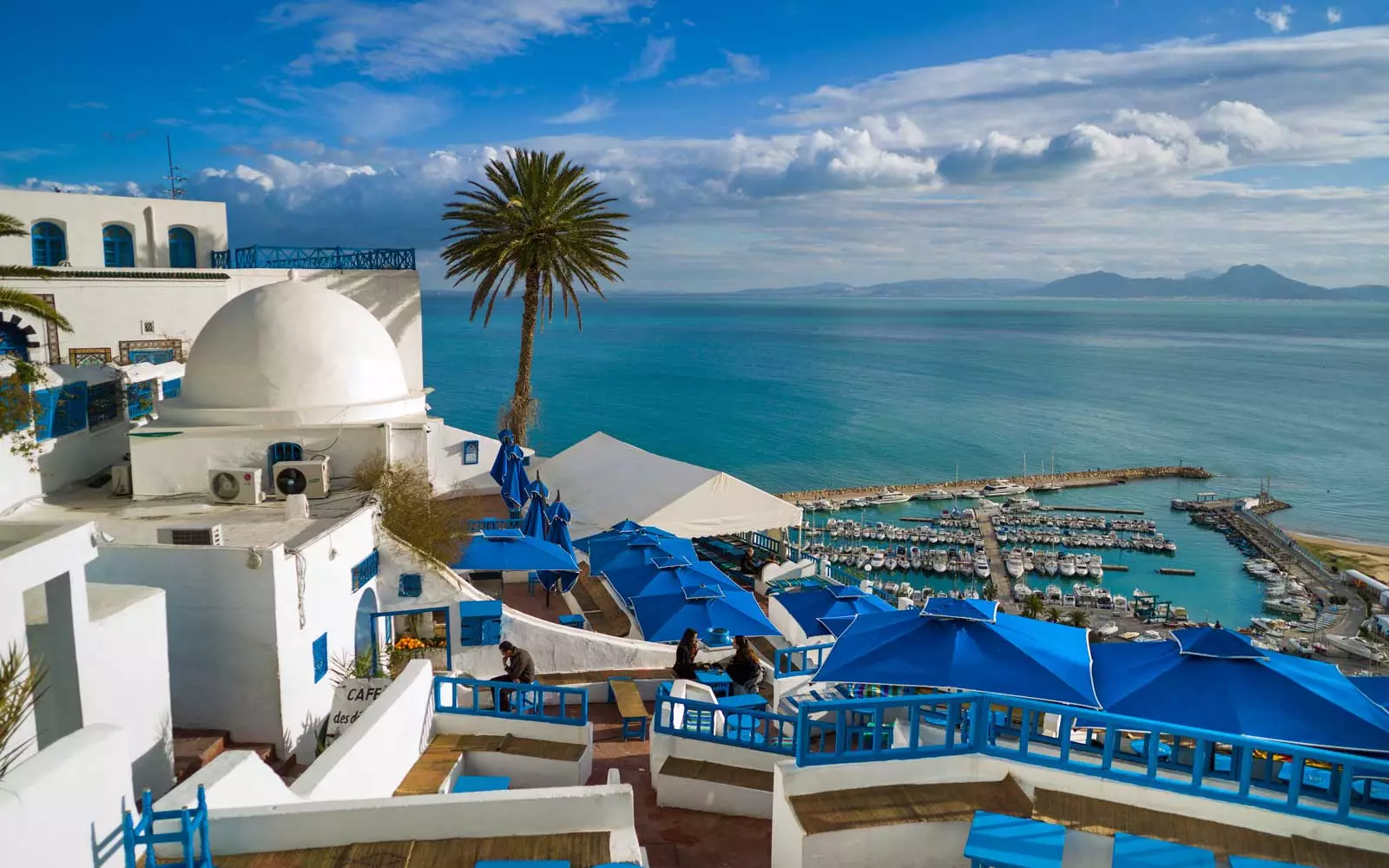 Golygfa golygfaol o dref Sidi Bou Said, yng Ngogledd Tiwnisia