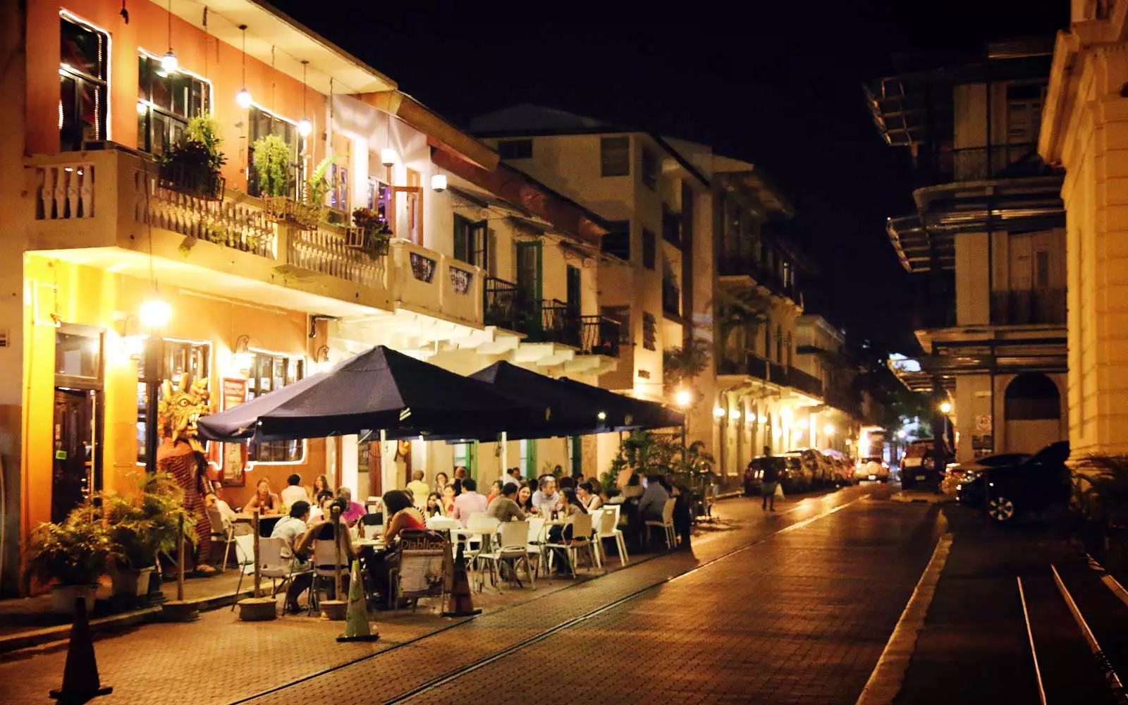 Baineann cuairteoirí agus muintir na háite araon taitneamh as itheacháin sa timpeallacht quaint agus stairiúil ar shráideanna sean-cheathrú Panama City.