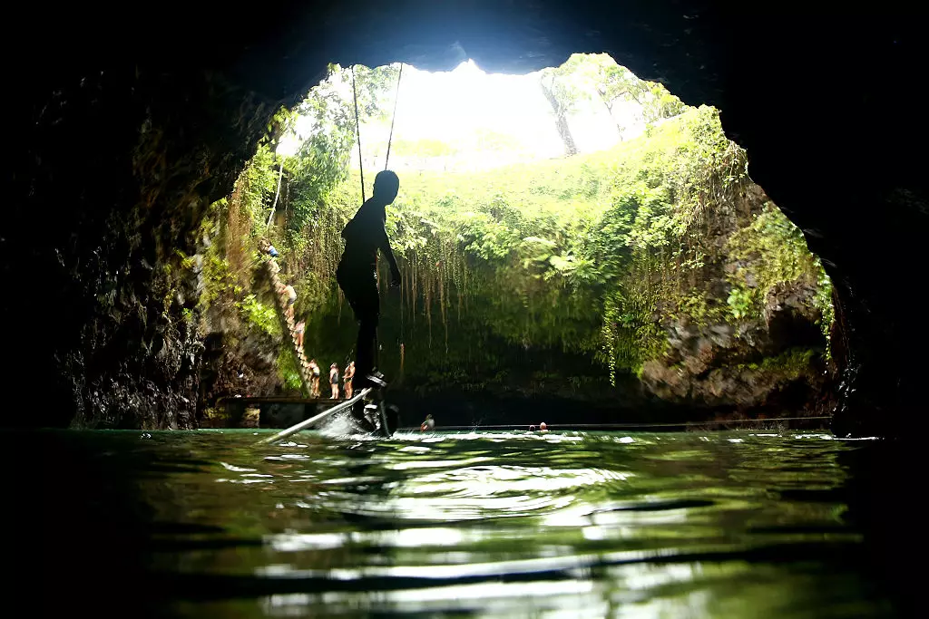 APIA, SAMOA - MEÁN FÓMHAIR 12: Snámh cuairteoirí sa To Sua Ocean Trench ar 12 Meán Fómhair, 2015 i Lotofaga, Samó. The To Sua Ocean Trench le haistriúchán litriúil i mBéarla ar