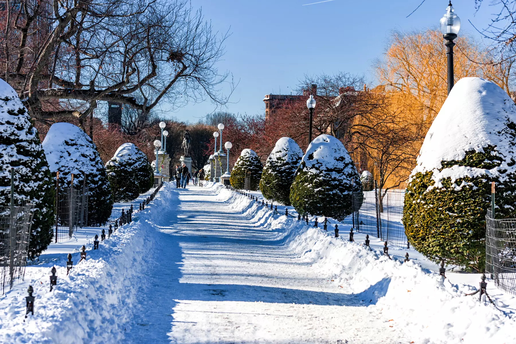 Boston Park a socha George Washingtona se sněhem pokrývajícím zem a stromy