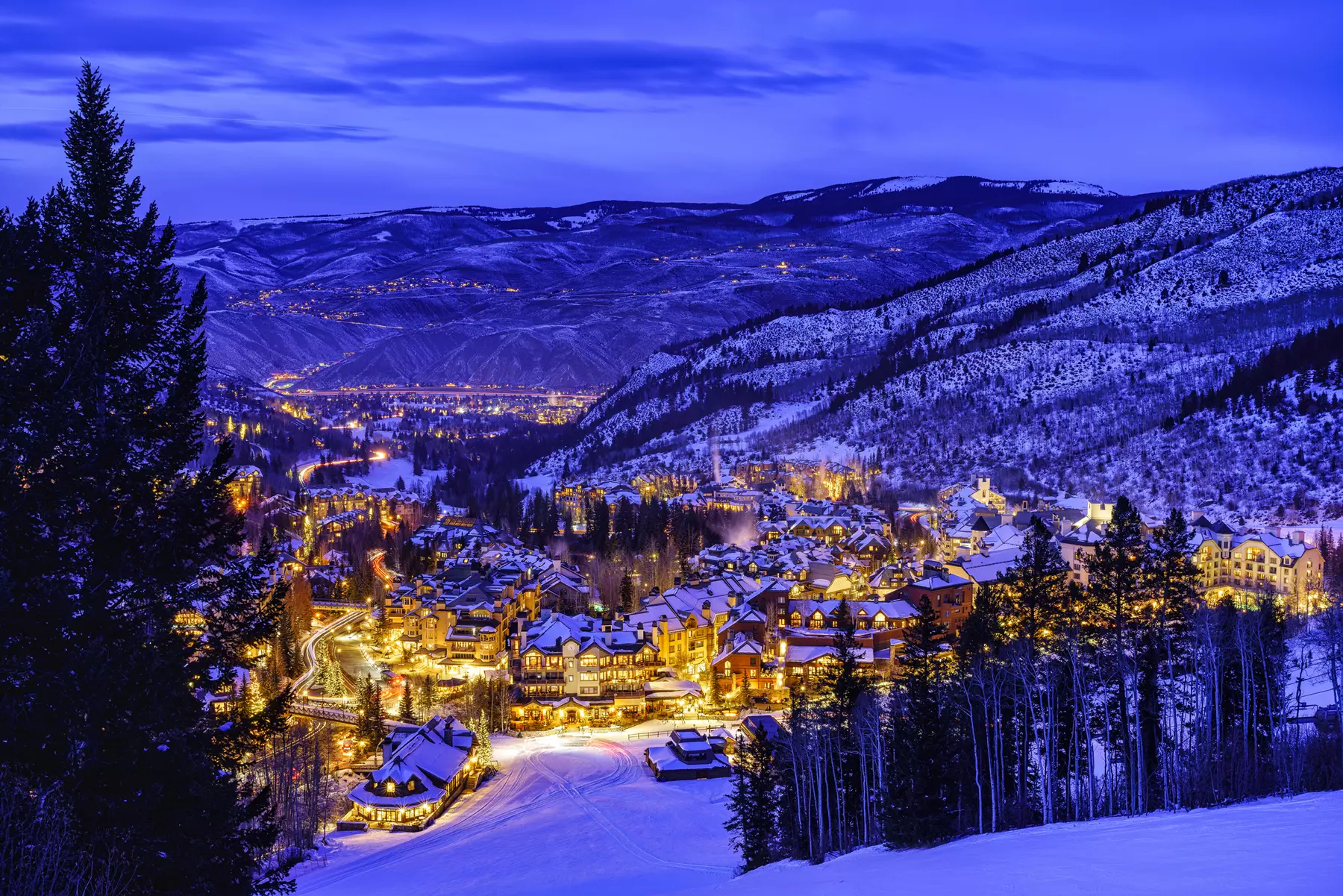 Beaver Creek Colorado Village bil-Lejl - Veduta ta' dusk fil-għabex tad-dwal tar-raħal u l-belt bil-lejl fix-xitwa tħares 'l isfel mill-għoljiet tal-iski.