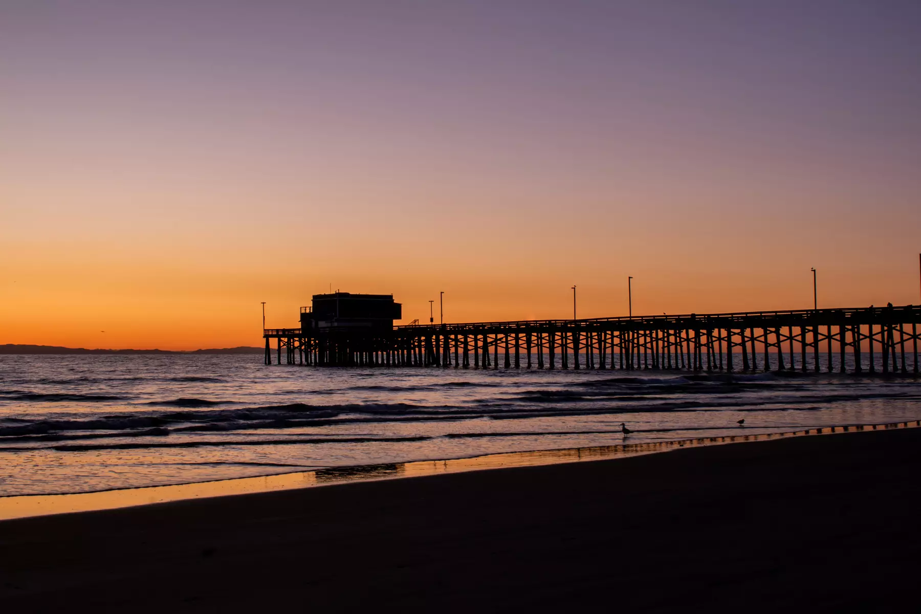 Pôr do sol de inverno em Newport Beach perto do cais em Orange County, Califórnia