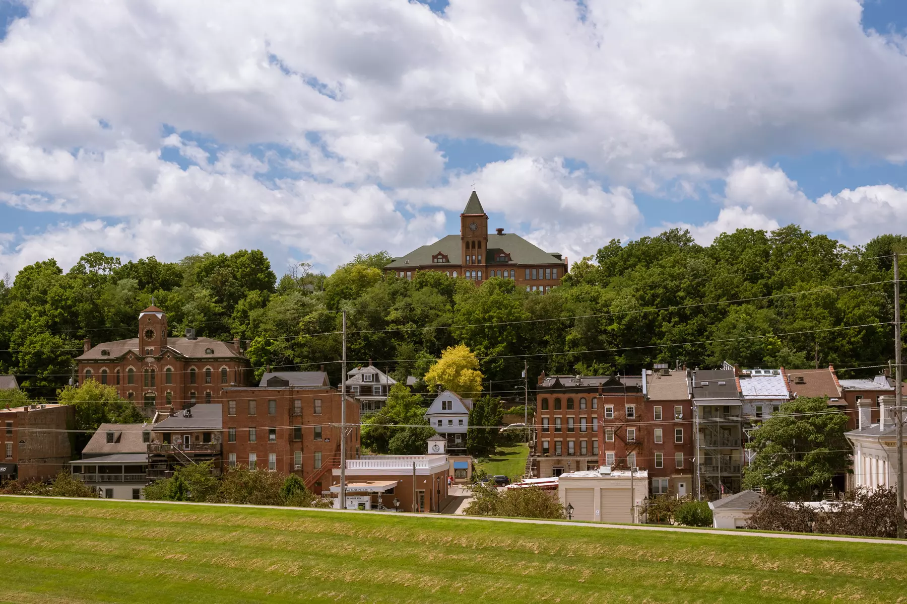 Karaang bilding sa usa ka dalan sa Galena, Illinois