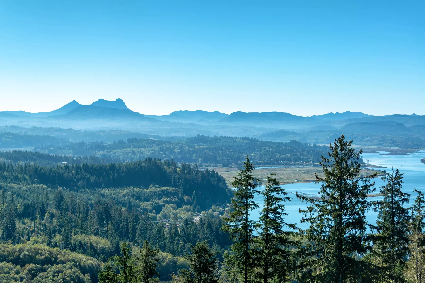 Pamje e bukur pranë Bregut të Oregonit siç shihet nga Kolona Astoria në Astoria, Oregon