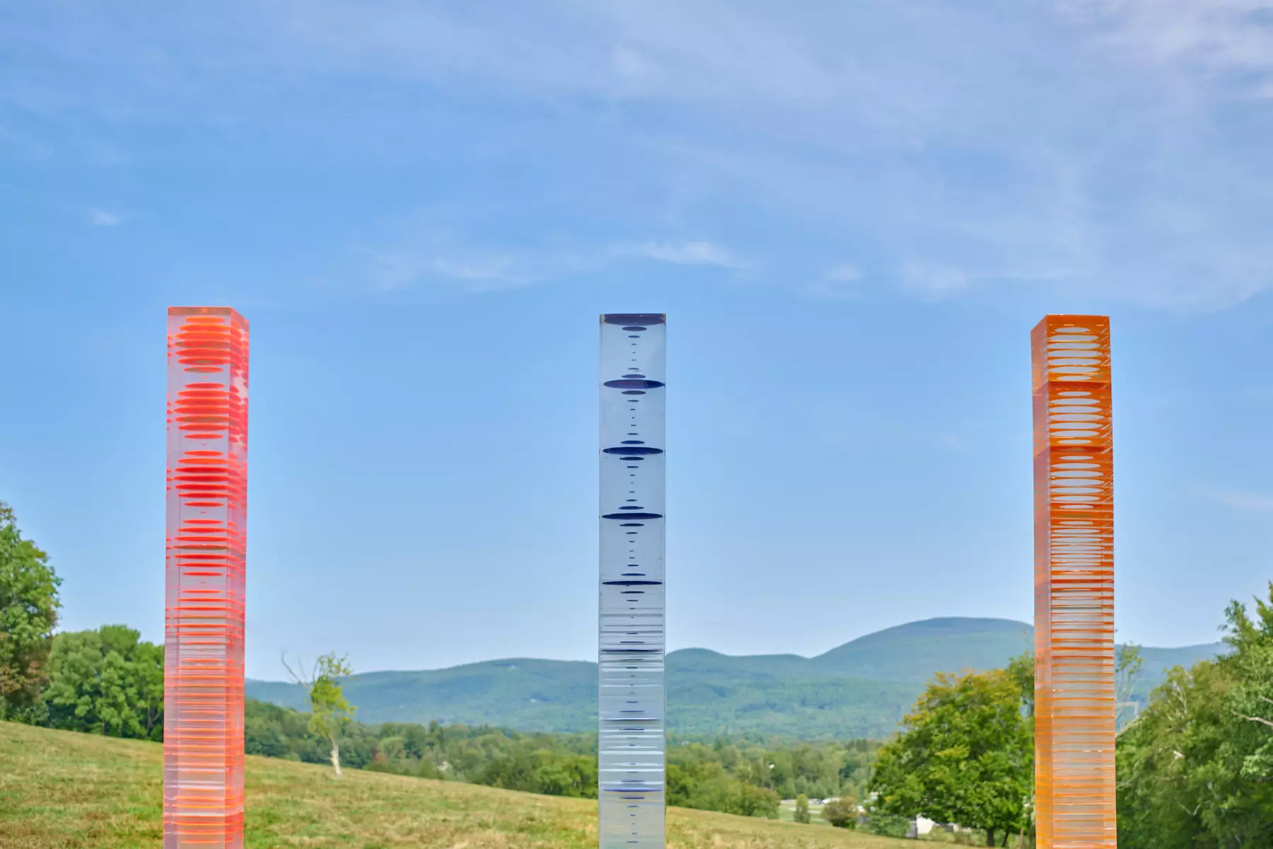 Eva LeWitt (b. Spoleto, 1985; nagpuyo ug nagtrabaho sa New York), Resin Towers A, B, ug C, 2020. Resin, PVC, 128 x 10 x 10 in. (325.1 x 25.4 x 25.4 cm; matag kolum) .