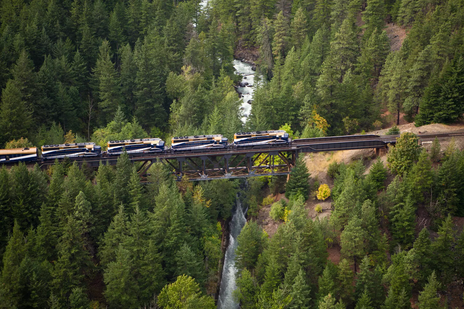 Kereta Api Rocky Mountaineer dari atas