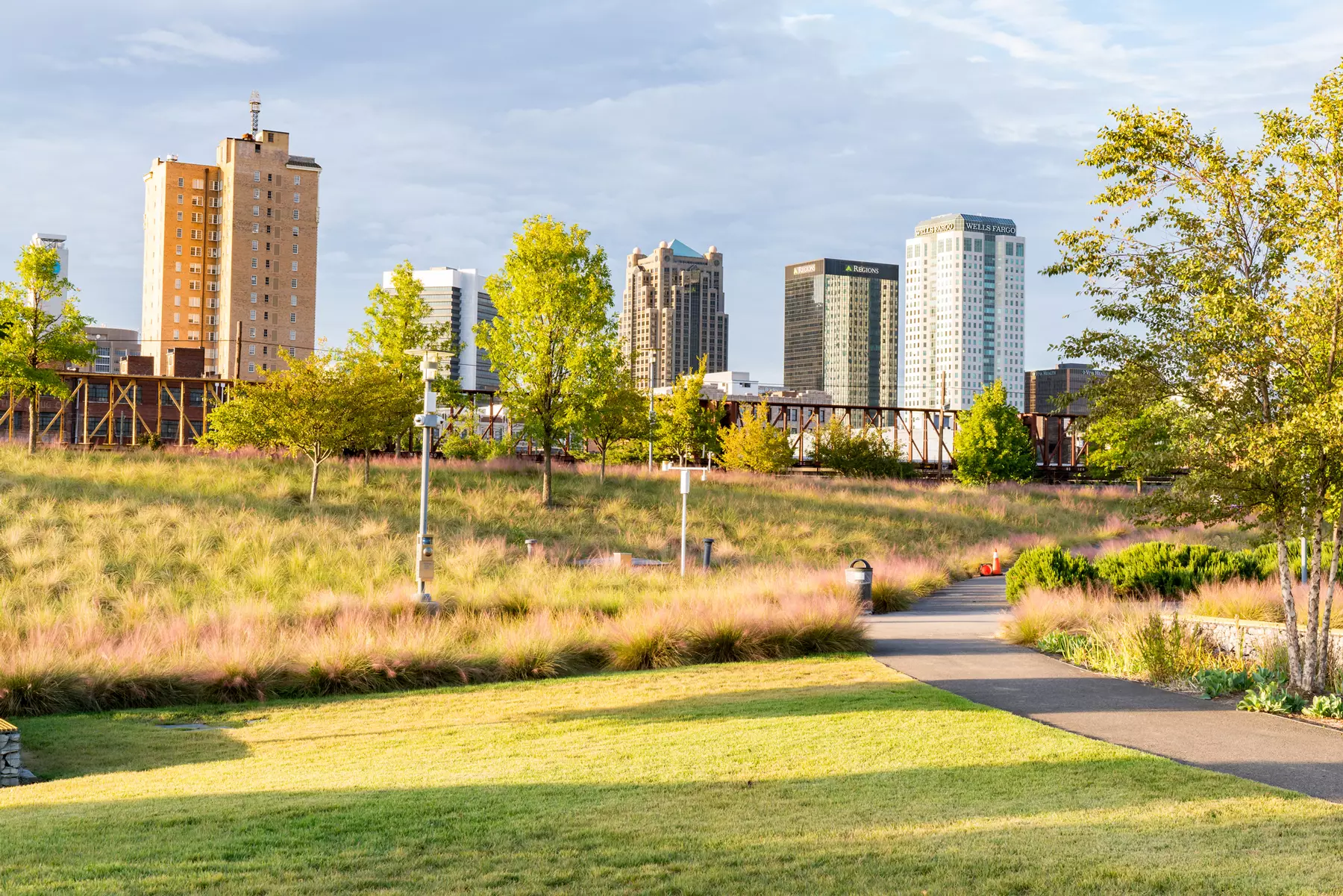 Skyline sa siyudad sa Birmingham gikan sa Railroad Park