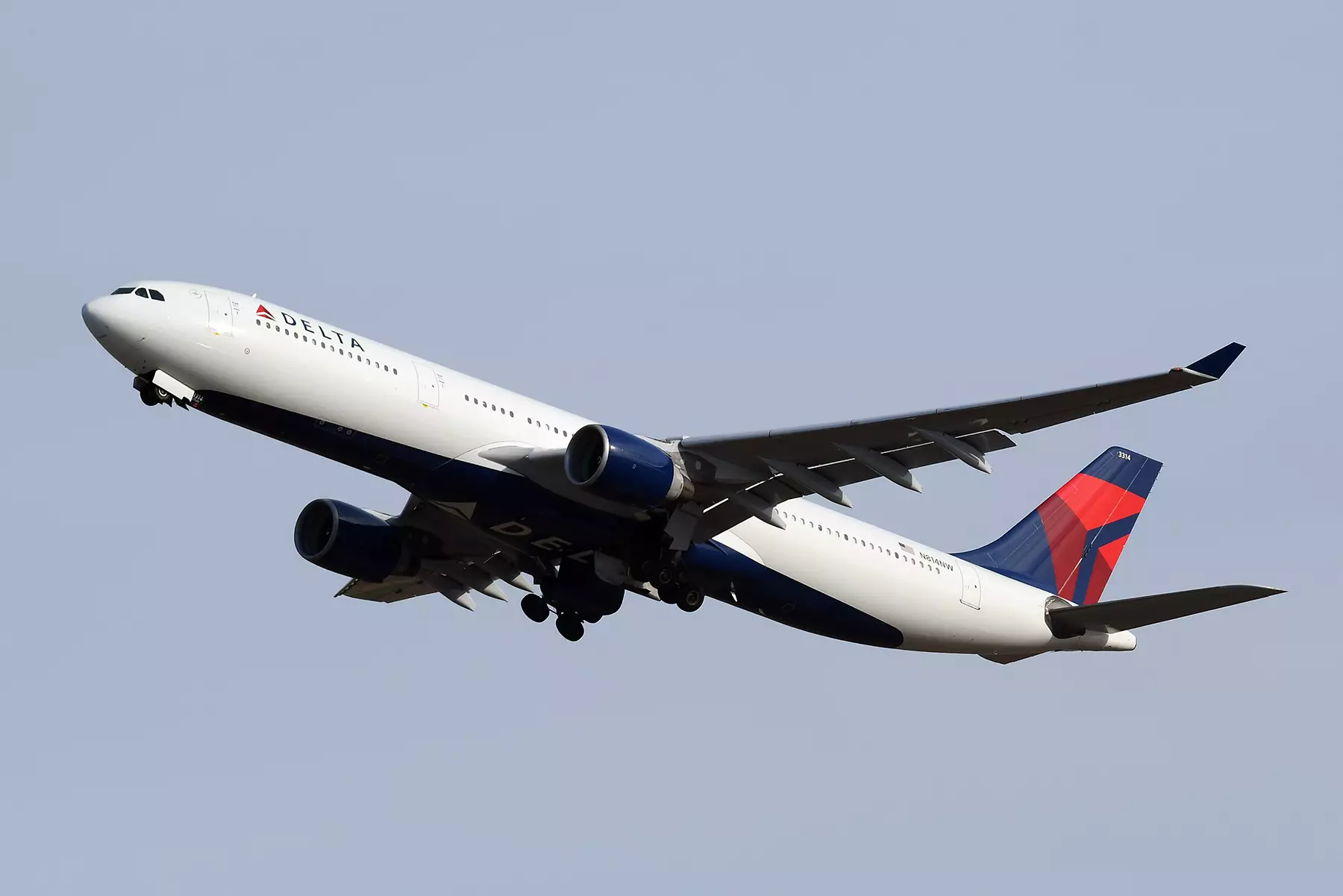 Avión de Delta Air Lines volando