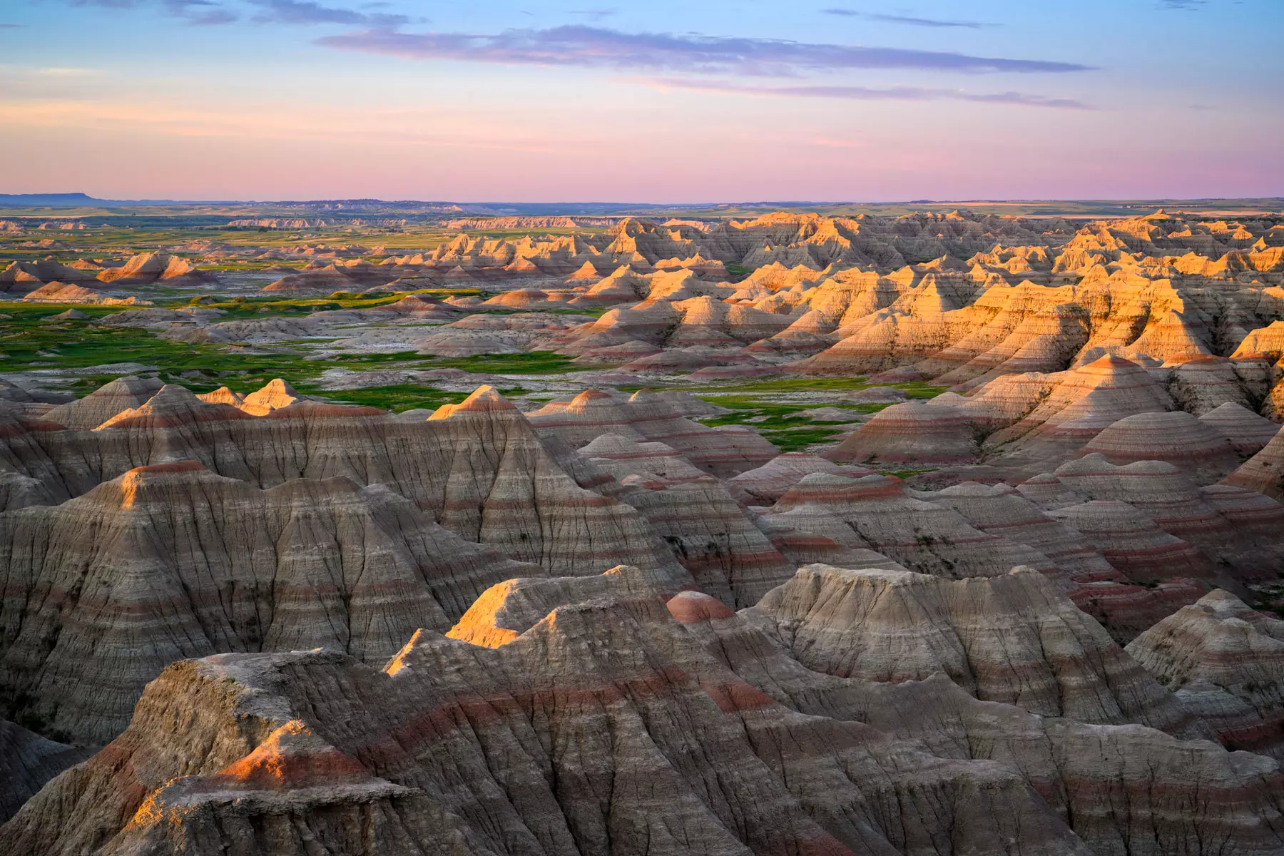 It útsicht fan Big Badlands Overolook by sinne-opgong yn Badlands National Park, Súd-Dakota.