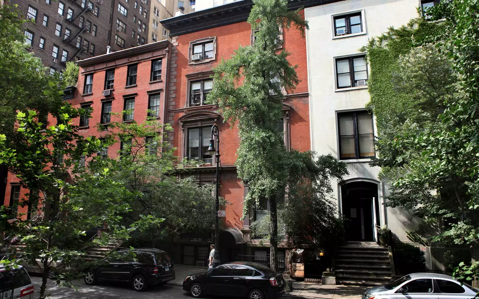 O edifício vermelho no centro é 14 West 10th Street, em Greenwich Village, onde Mark Twain morou de 1900 a 1901, em Nova York.