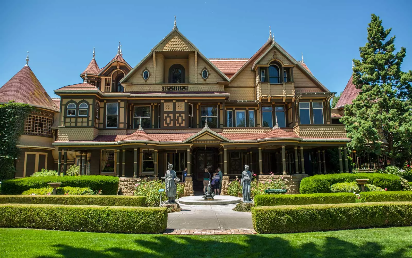 Winchester Mystery House - Солтүстік Калифорниядағы әйгілі сарай.