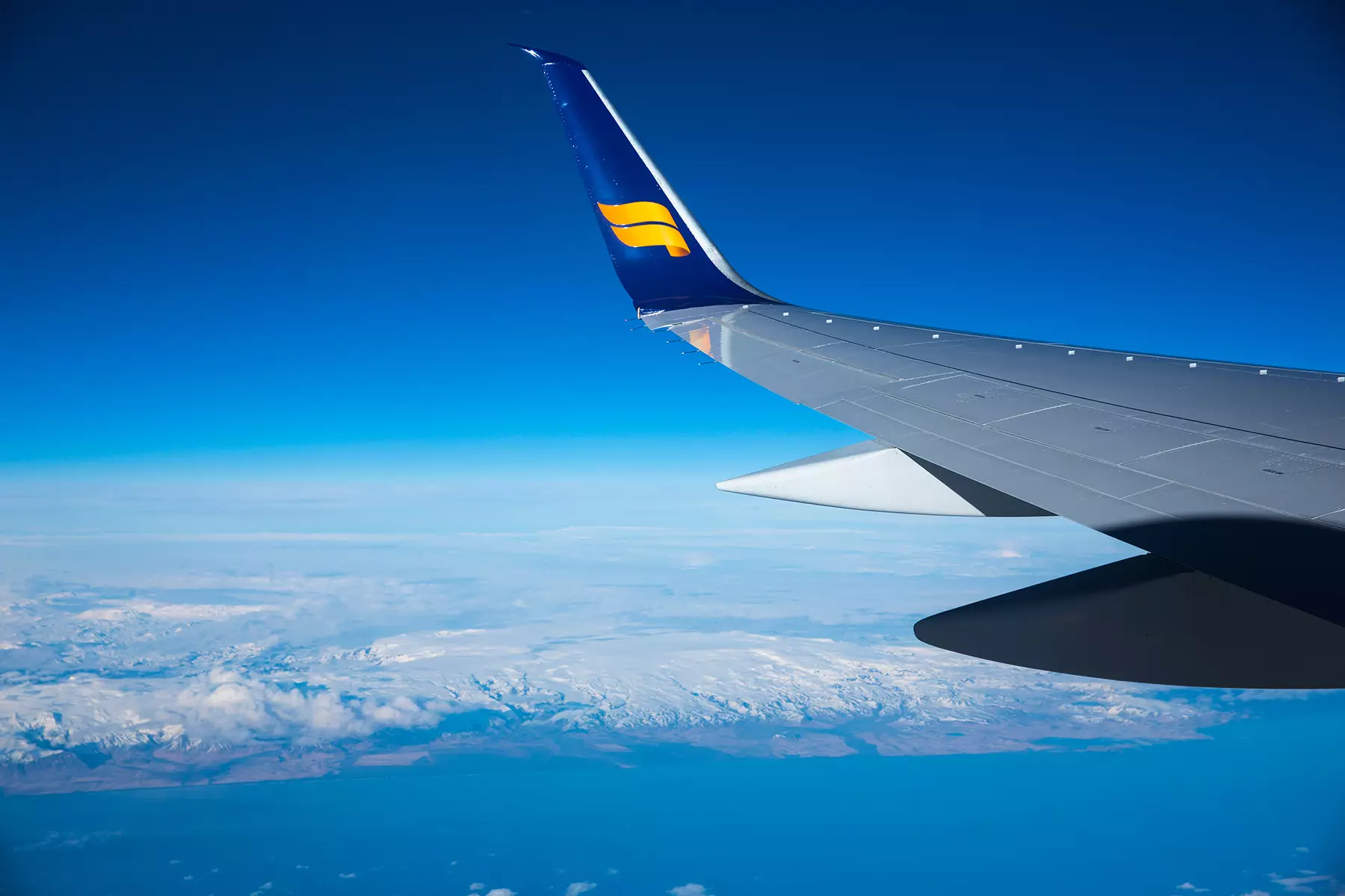 Awyren Boeing Icelandair yn Hedfan Dros Wlad yr Iâ