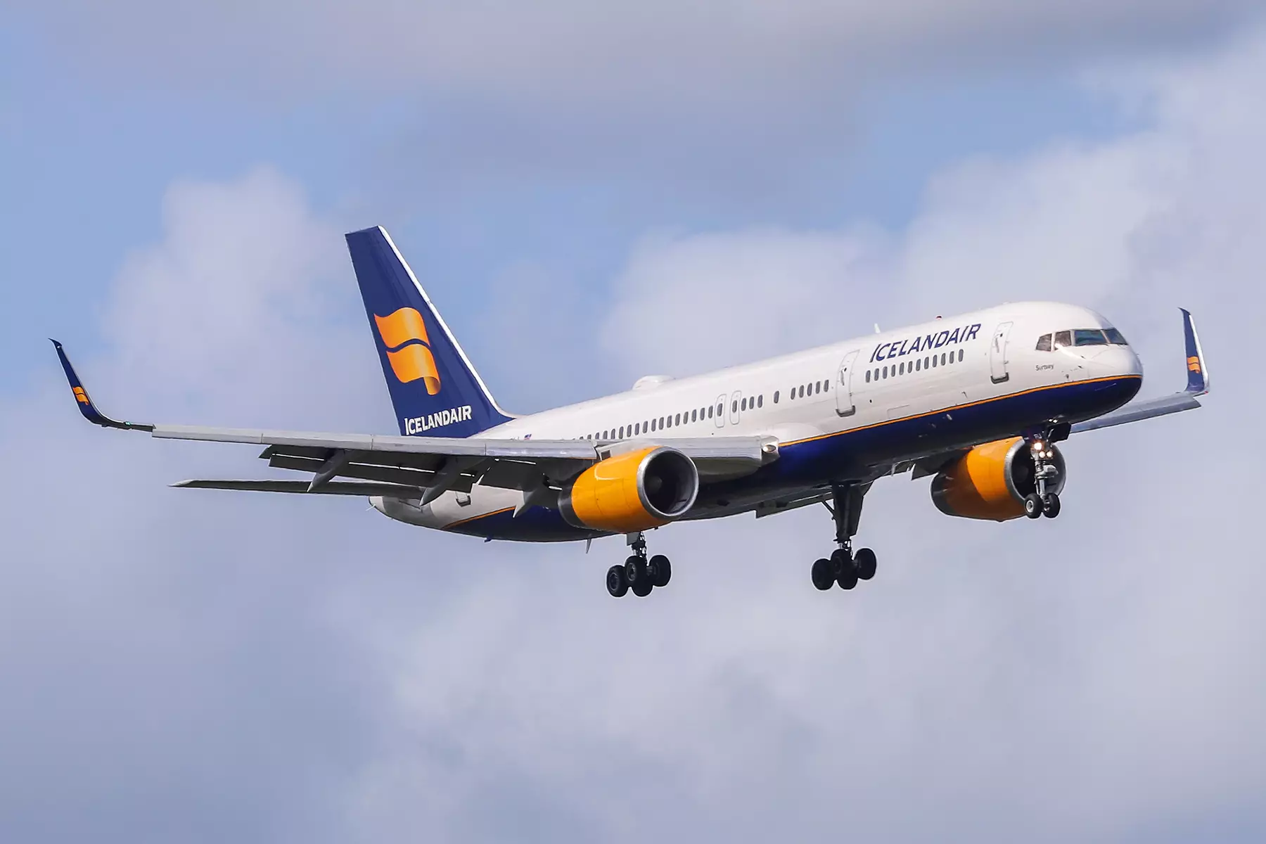 A Icelandair Boeing 757-200 yn y cymylau