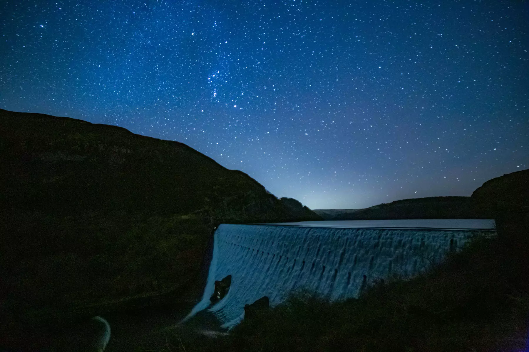 Awyr y nos yn llawn sêr yng Nghwm Elan, Cymru