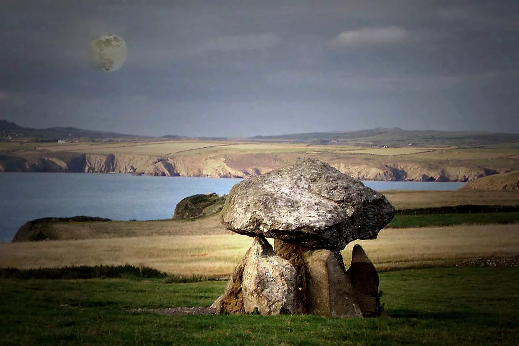 Questa è una camera funeraria neolitica in una parte remota del Galles occidentale. Questo è uno scatto serale con la luna piena in vista.