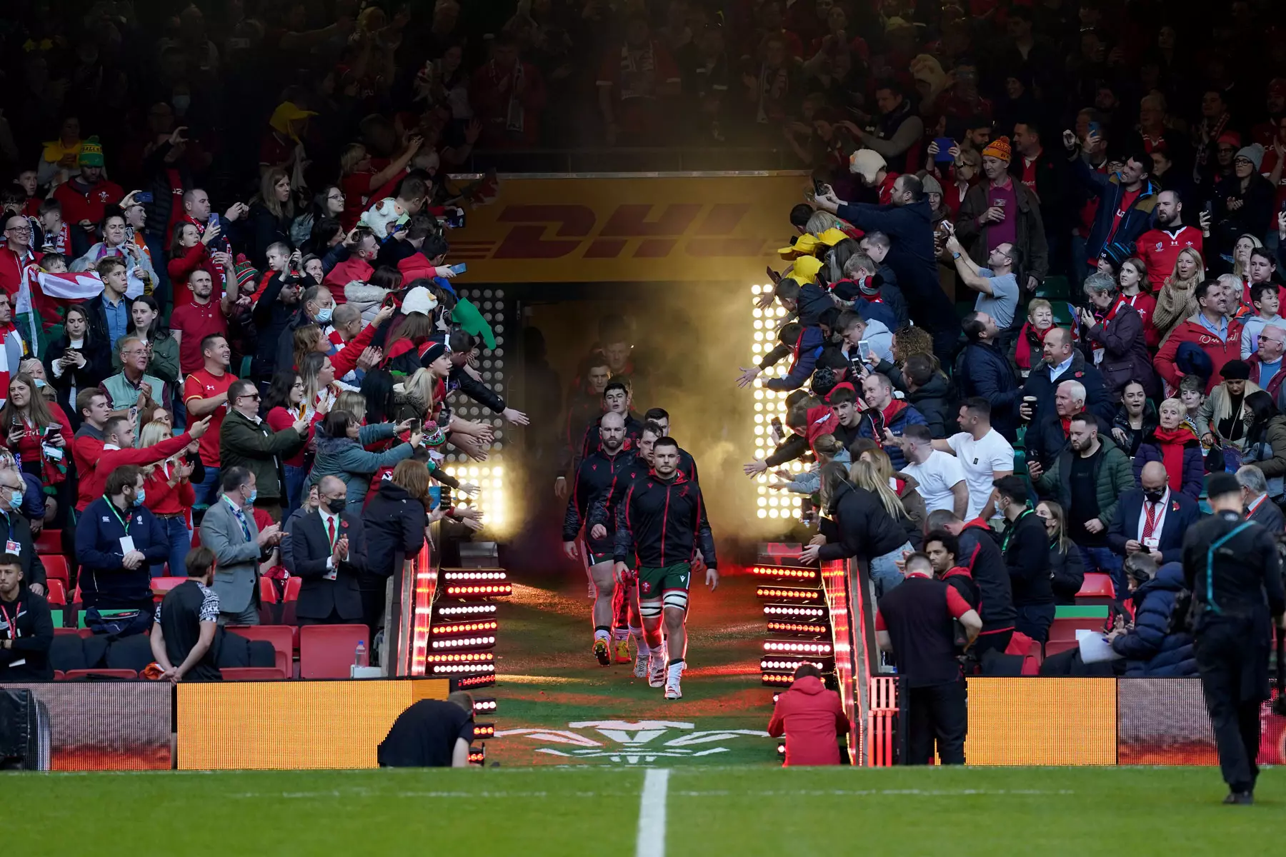 Gales entra no terreo de xogo antes do partido de Autumn International no Principality Stadium de Cardiff