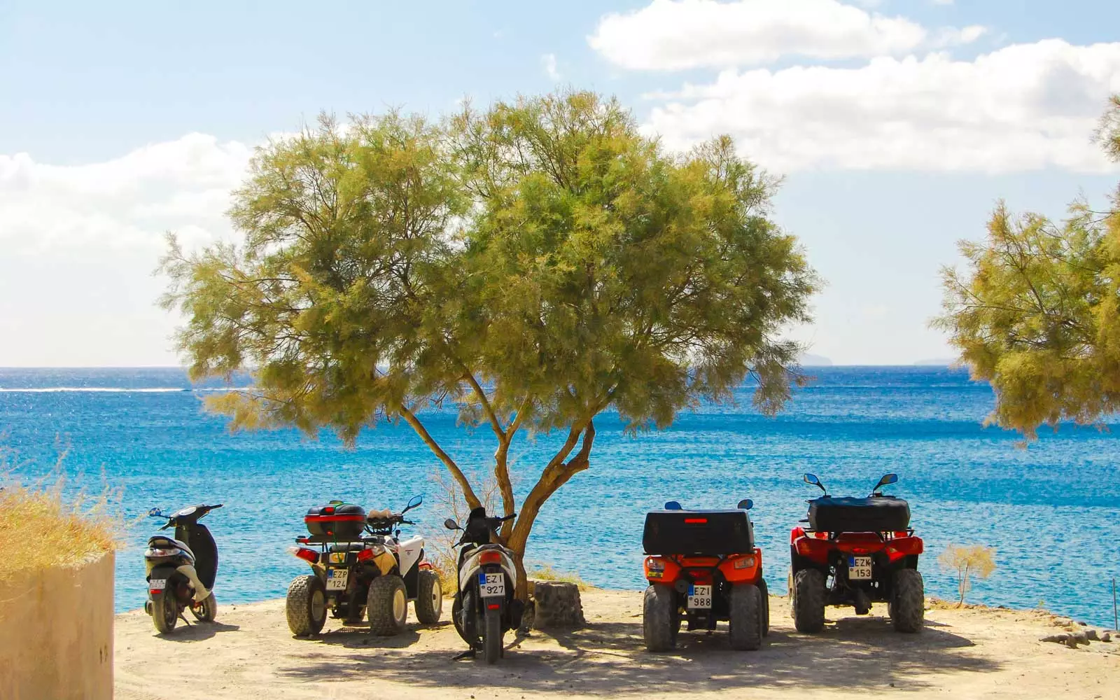 Quad-biciclete cu vedere la Marea Egee în Santorini