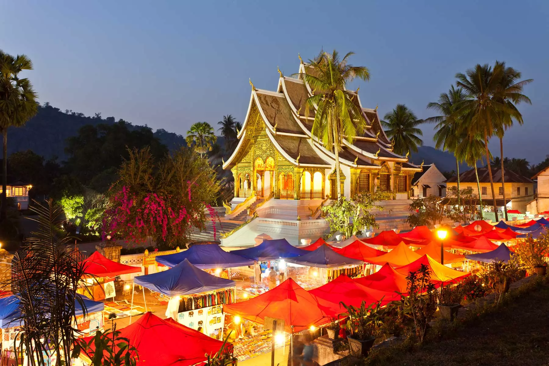 Ụlọ ntu na-acha anụnụ anụnụ na uhie nke Hmong Night Market na Luang Prabang, Laos, họpụtara otu n'ime obodo kachasị mma n'ụwa.