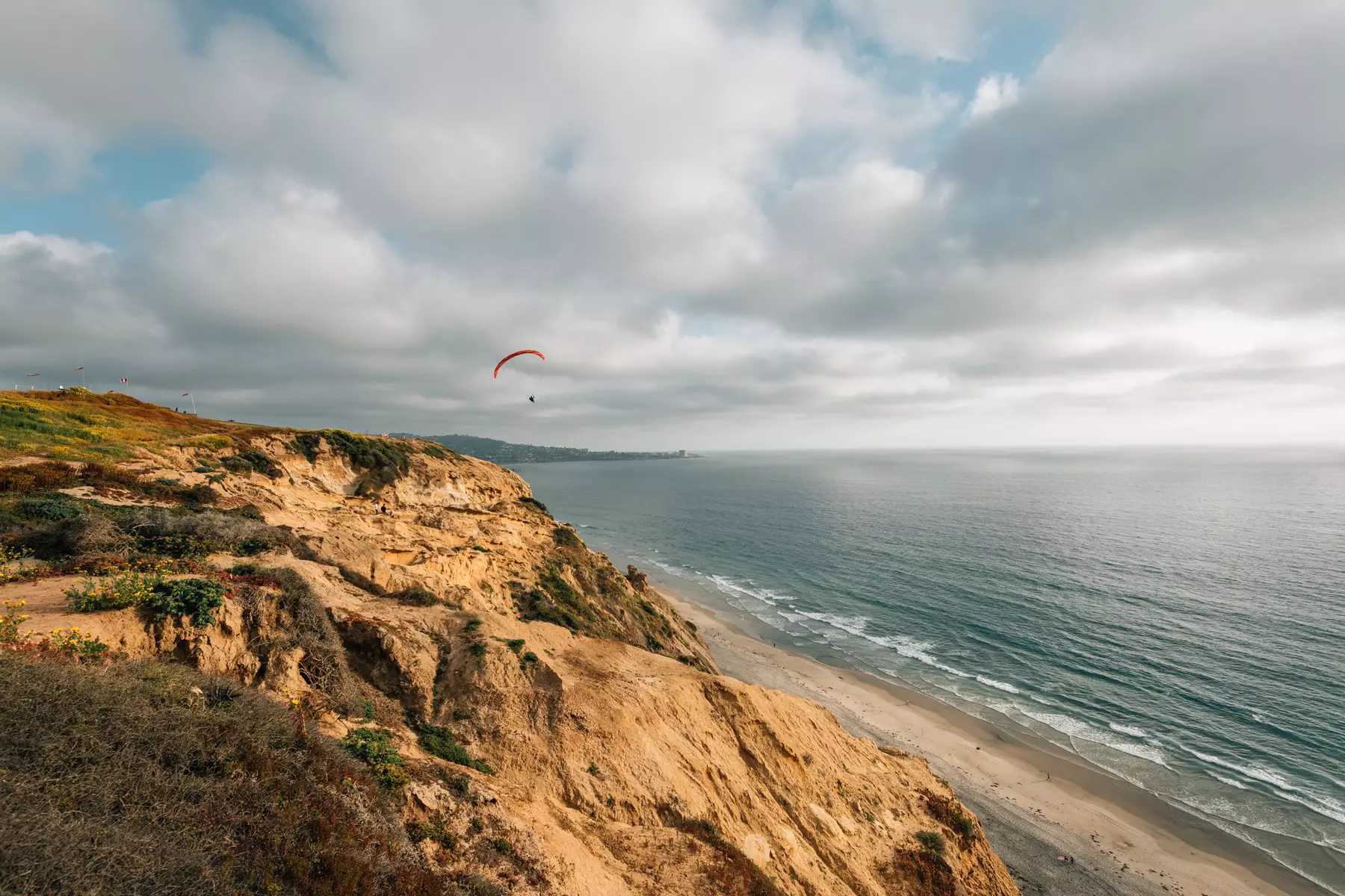 加利福尼亞州聖地亞哥 Torrey Pines 國家保護區滑翔港附近的懸崖