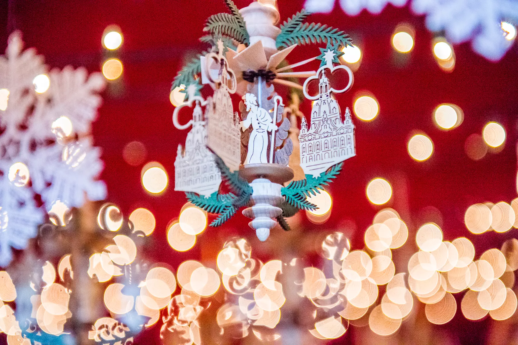 Il venditore di ornamenti del mercato delle vacanze di Denver