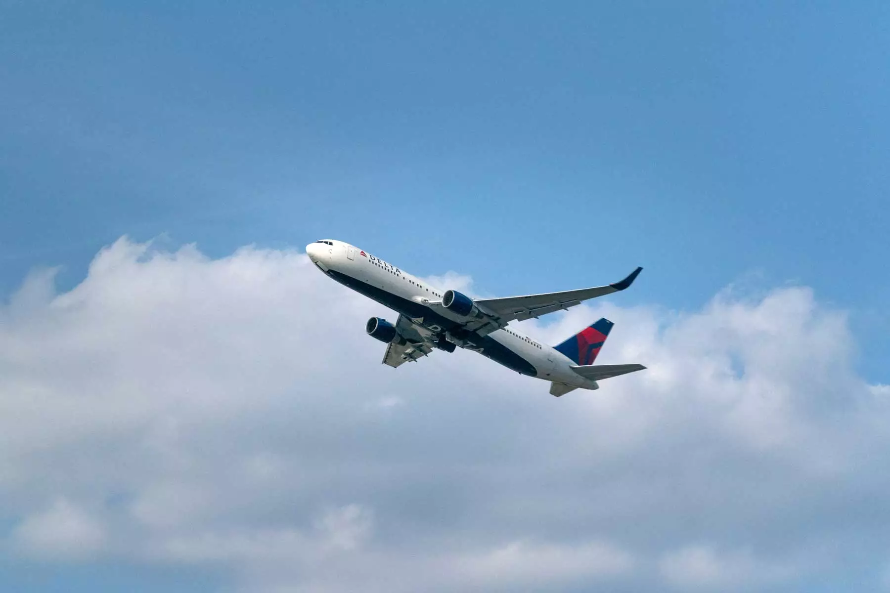 Aviadilo de Delta Air Lines Inc. foriras Hartsfield-Jackson Atlanta Internacia Flughaveno en Atlanta, Kartvelio, Usono, merkredon, la 7-an de aprilo 2021.