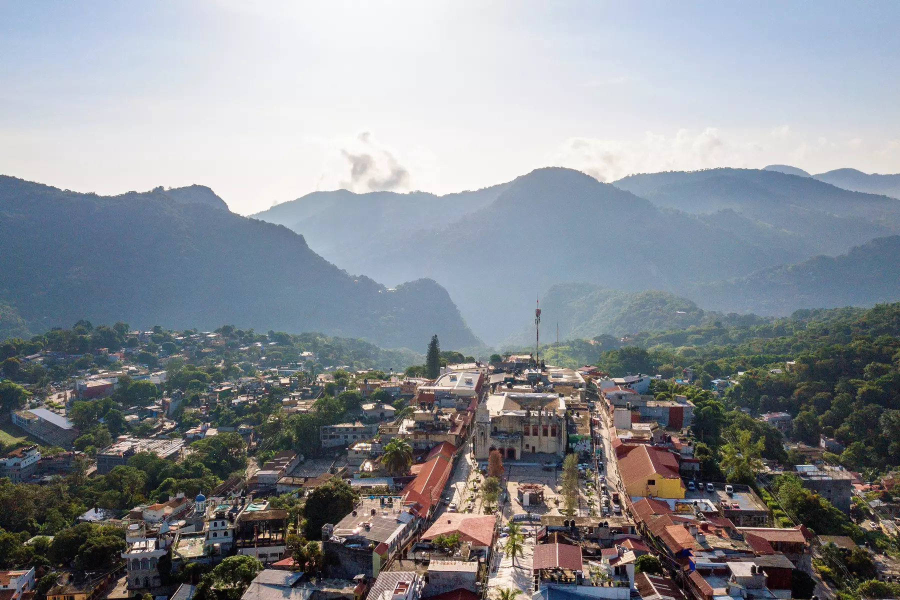 มุมมองทางอากาศแบบ Drone จาก Xilitla, San Luis Potosi, City เป็นเมืองท่องเที่ยวที่มีชื่อเสียงในเม็กซิโก