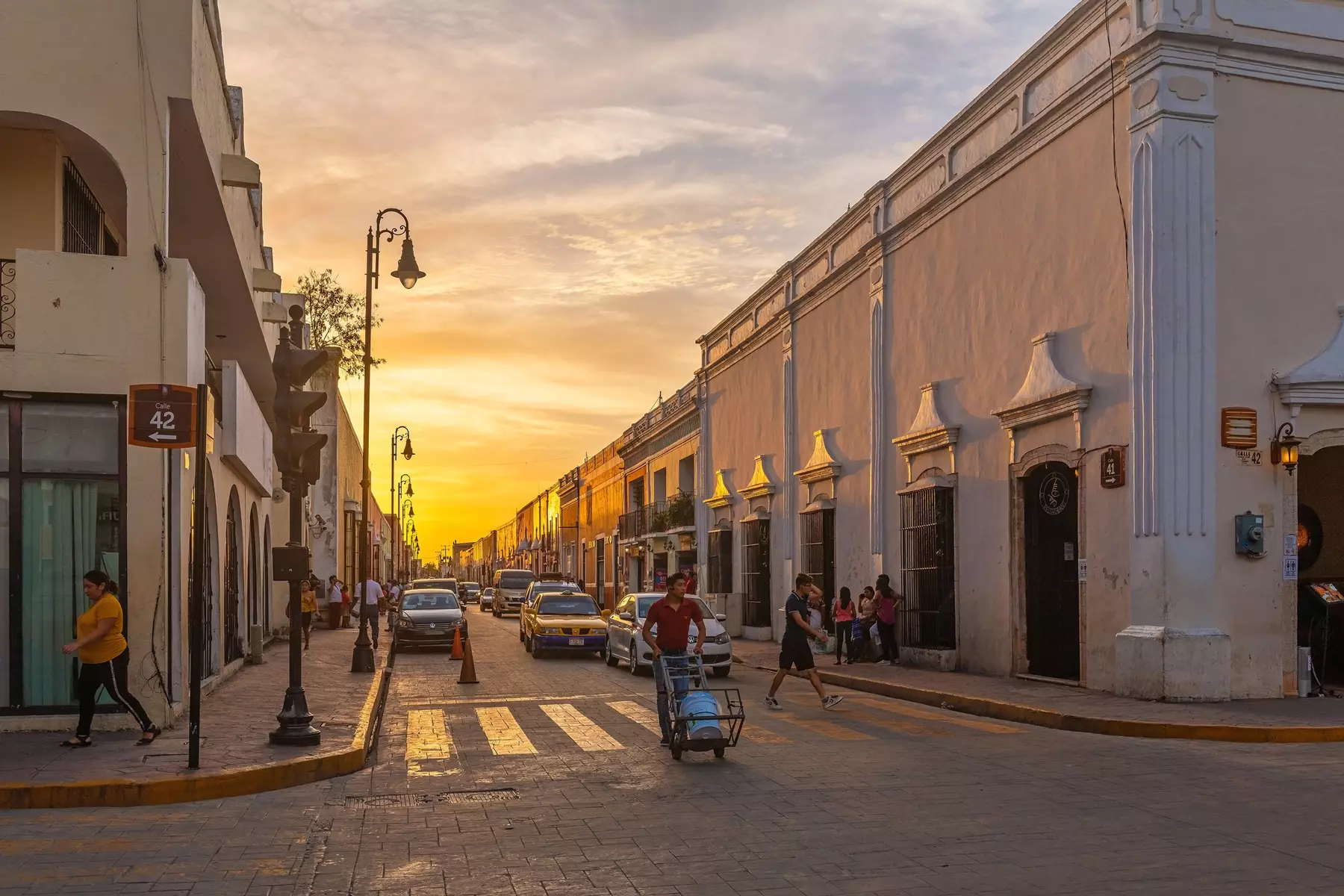 Mexikanisches Stadtleben bei Sonnenuntergang in einer Straße von Valladolid in Yucatan.