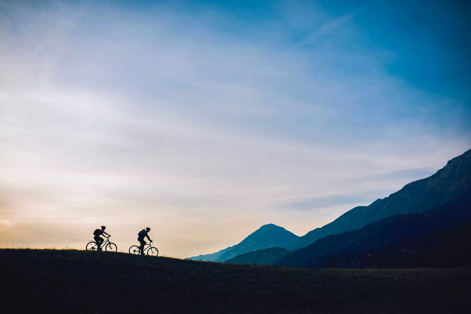 Dois ciclistas na Eslovênia para representar um passeio de bicicleta com a Trek Travel, eleita uma das melhores operadoras de turismo do mundo