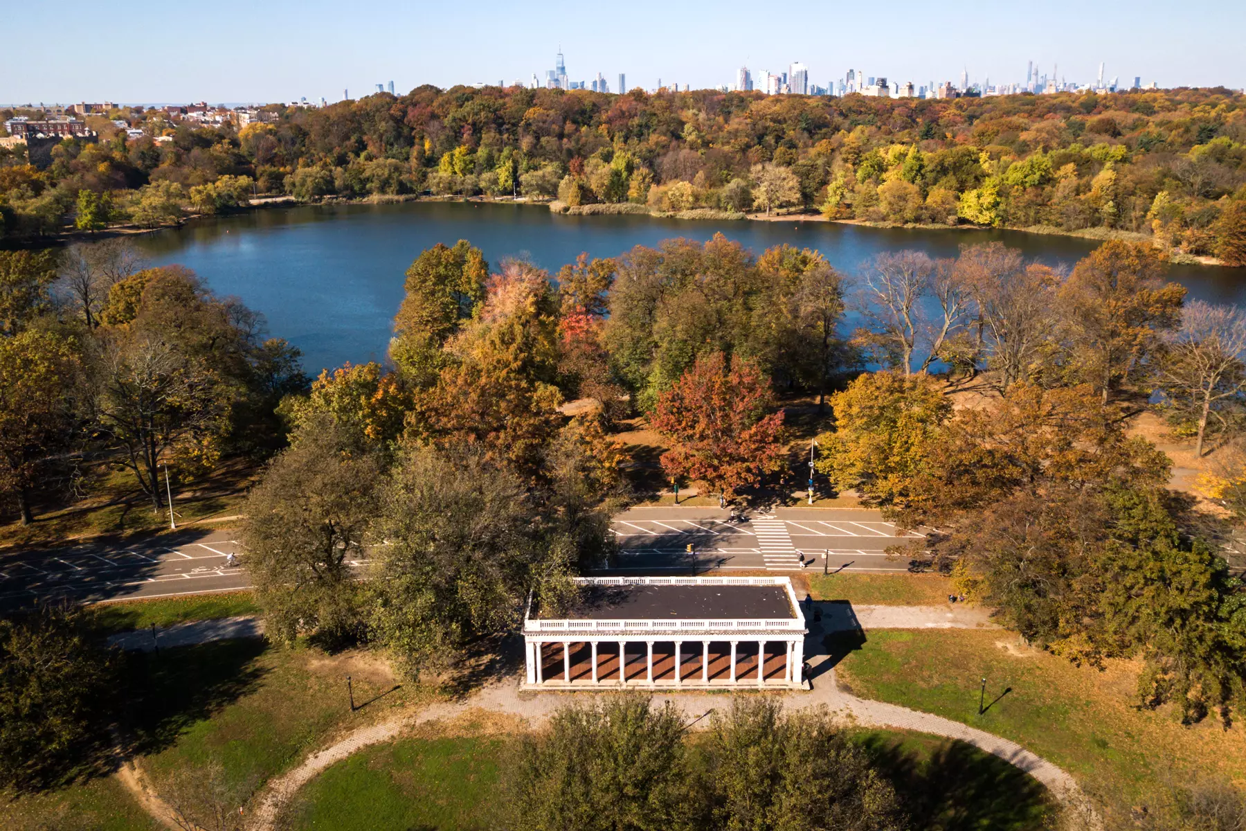 Zračna fotografija parka Prospect v Brooklynu, ki prikazuje jezero in paviljon jeseni