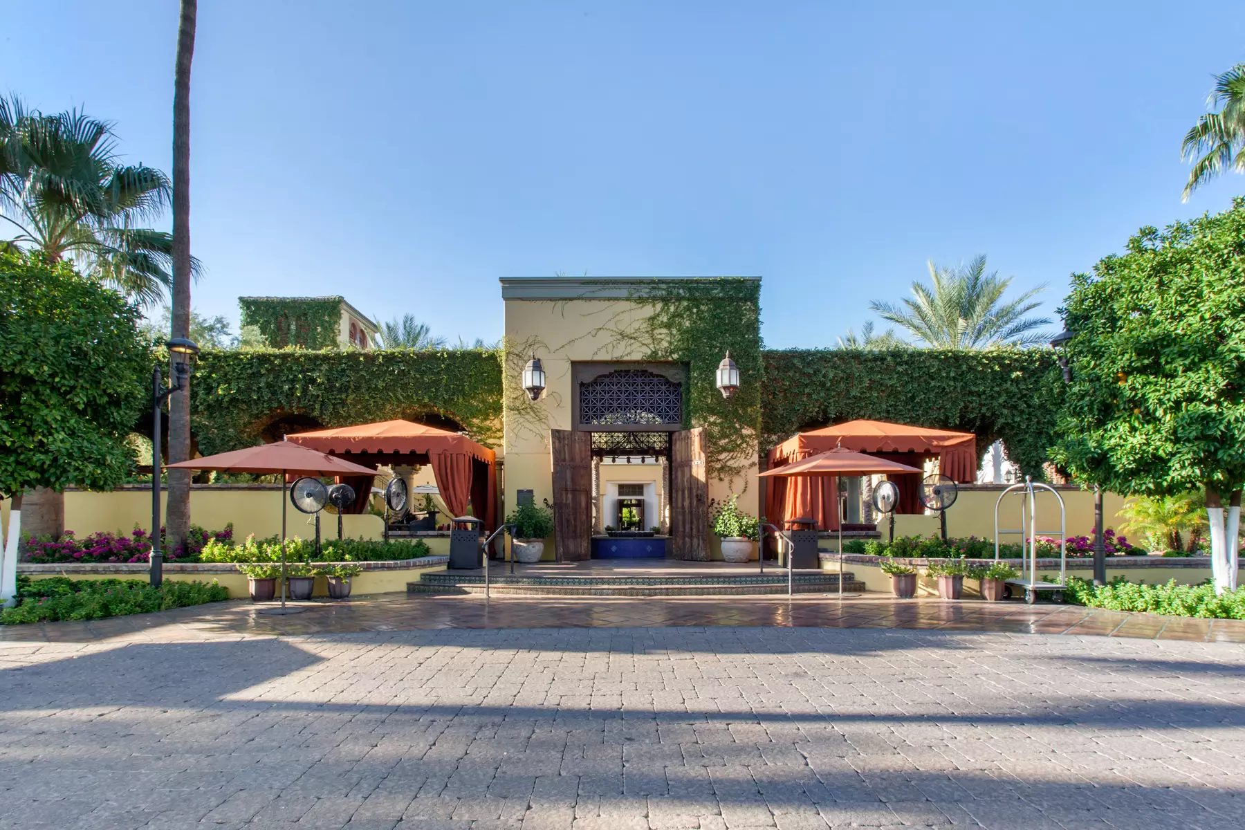 Omni Scottsdale Resort & Spa მონტელუსიას გარე შესასვლელთან