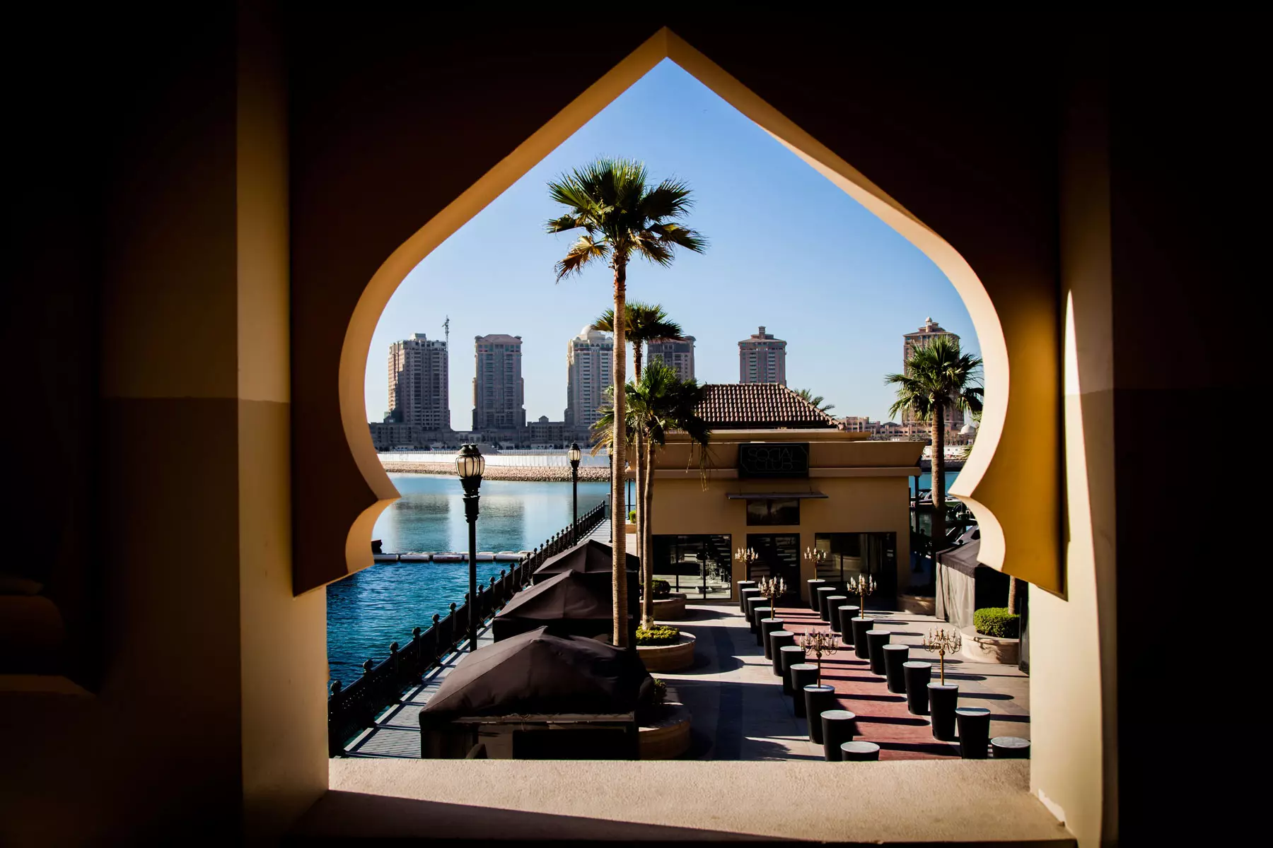 Ang marina waterfront walkway sa Pearl sa Doha, Qatar, na may mga tindahan at restaurant