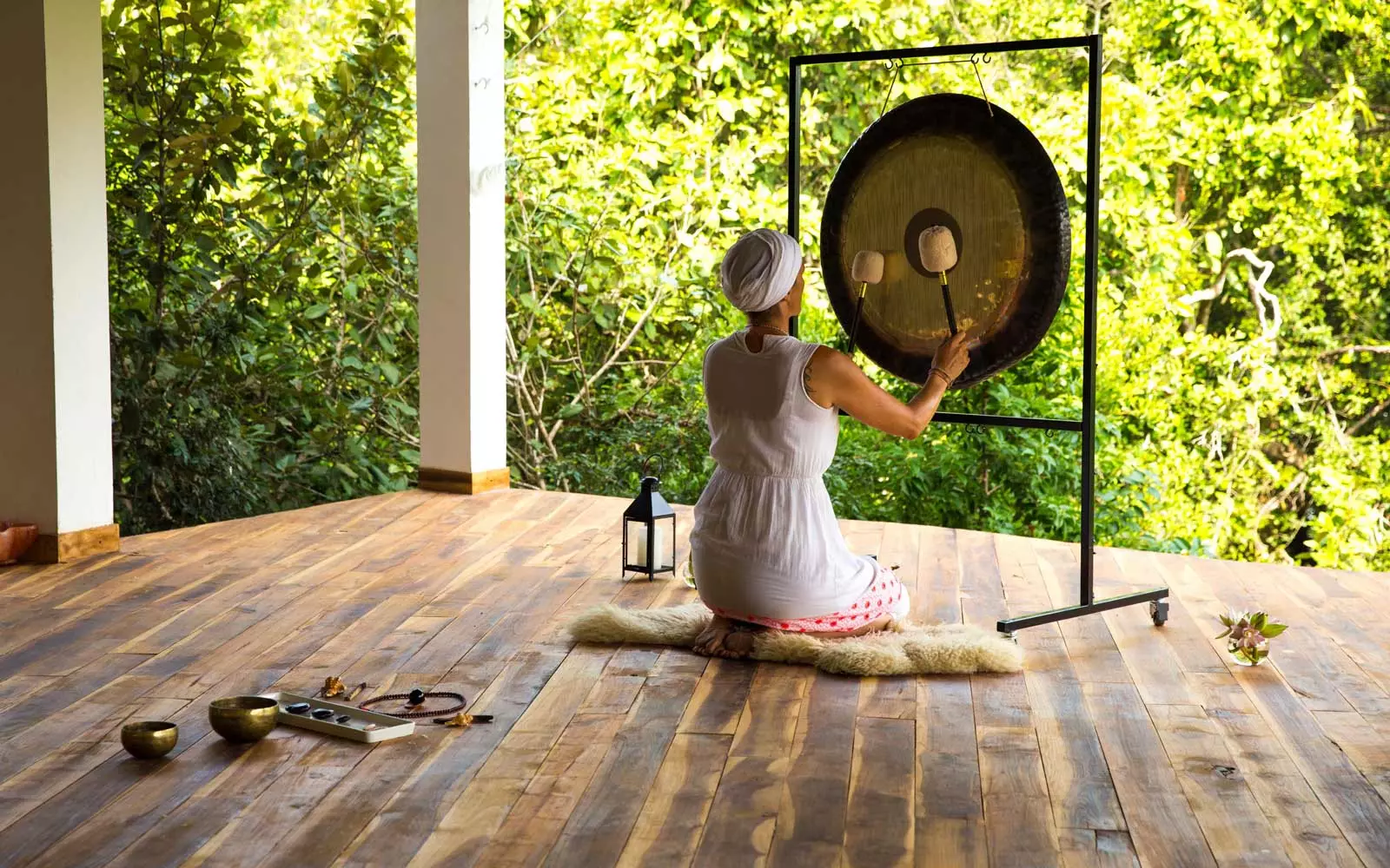 Frau spielt einen Gong im Sen Wellness Retreat in Sri Lanka