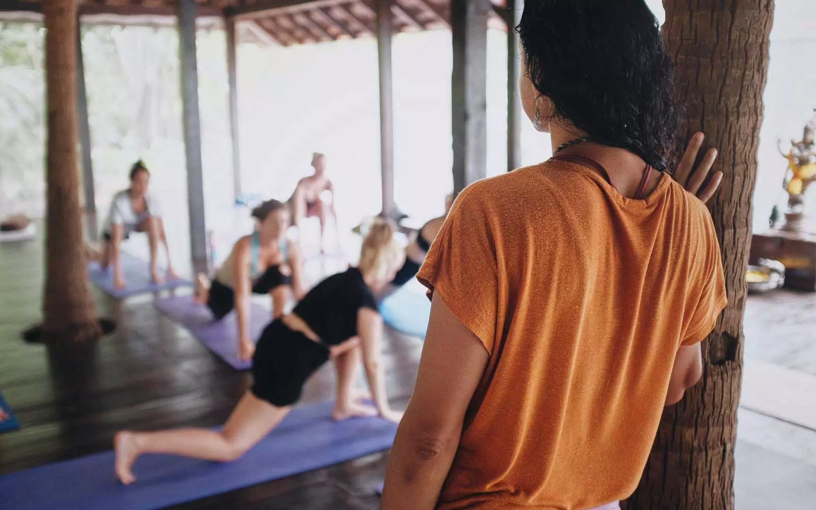 Yogalehrerin beobachtet ihren Unterricht an der Ashiyana Yoga Schule in Goa, Indien