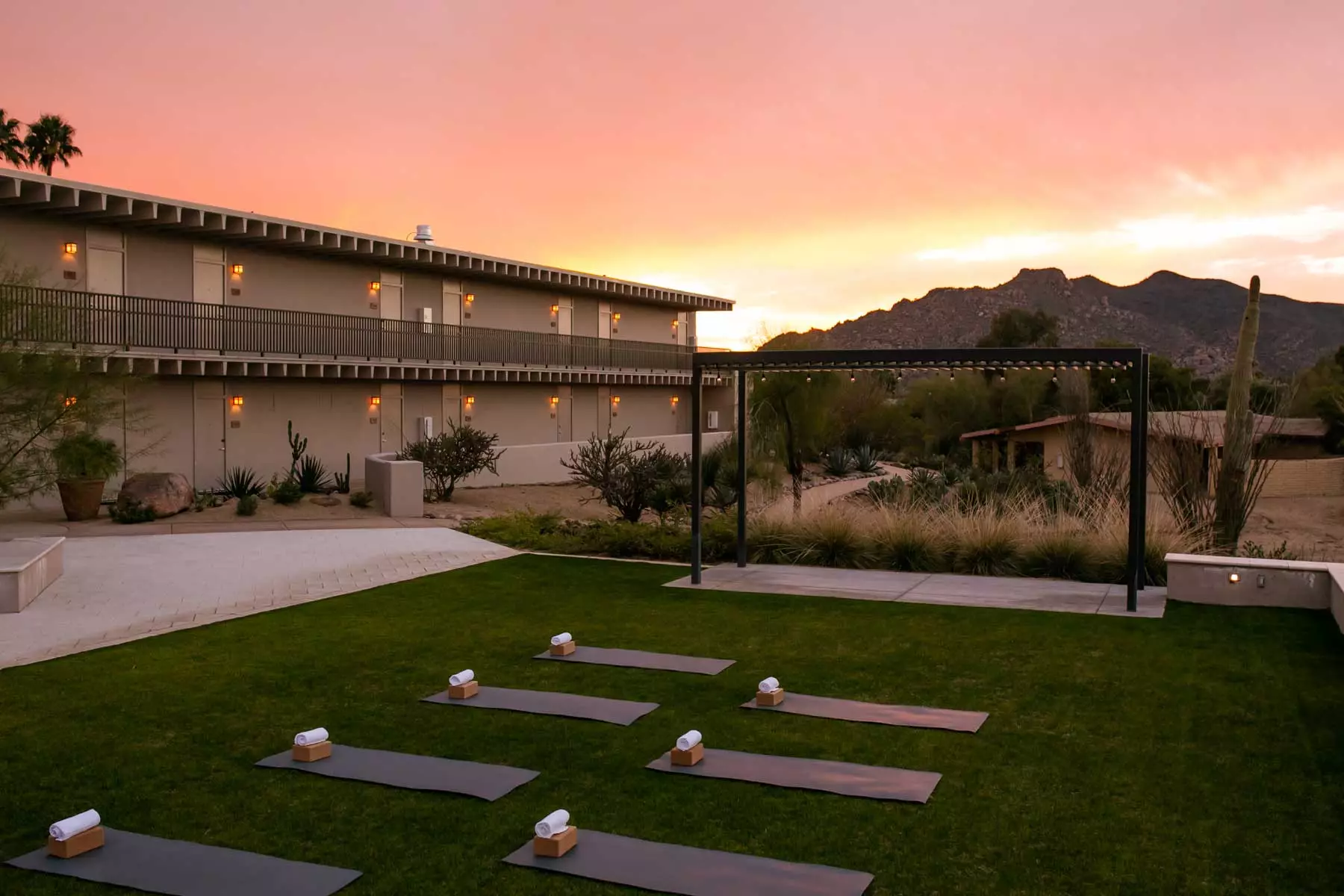 Outdoor-Yoga-Kurs bei Sonnenuntergang