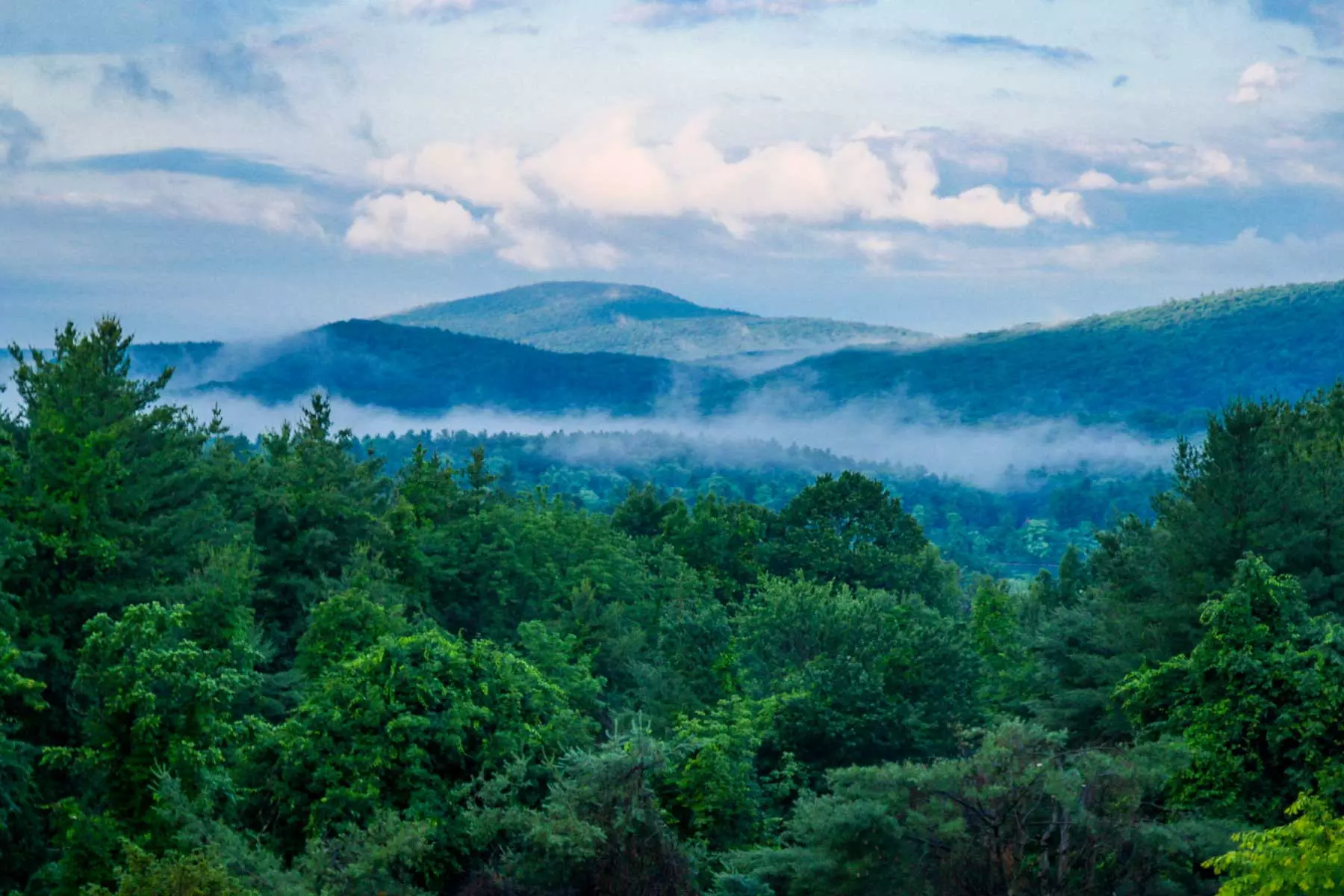 Ukungu unaoinuka kutoka milimani huko Berkshires huko Massachusetts