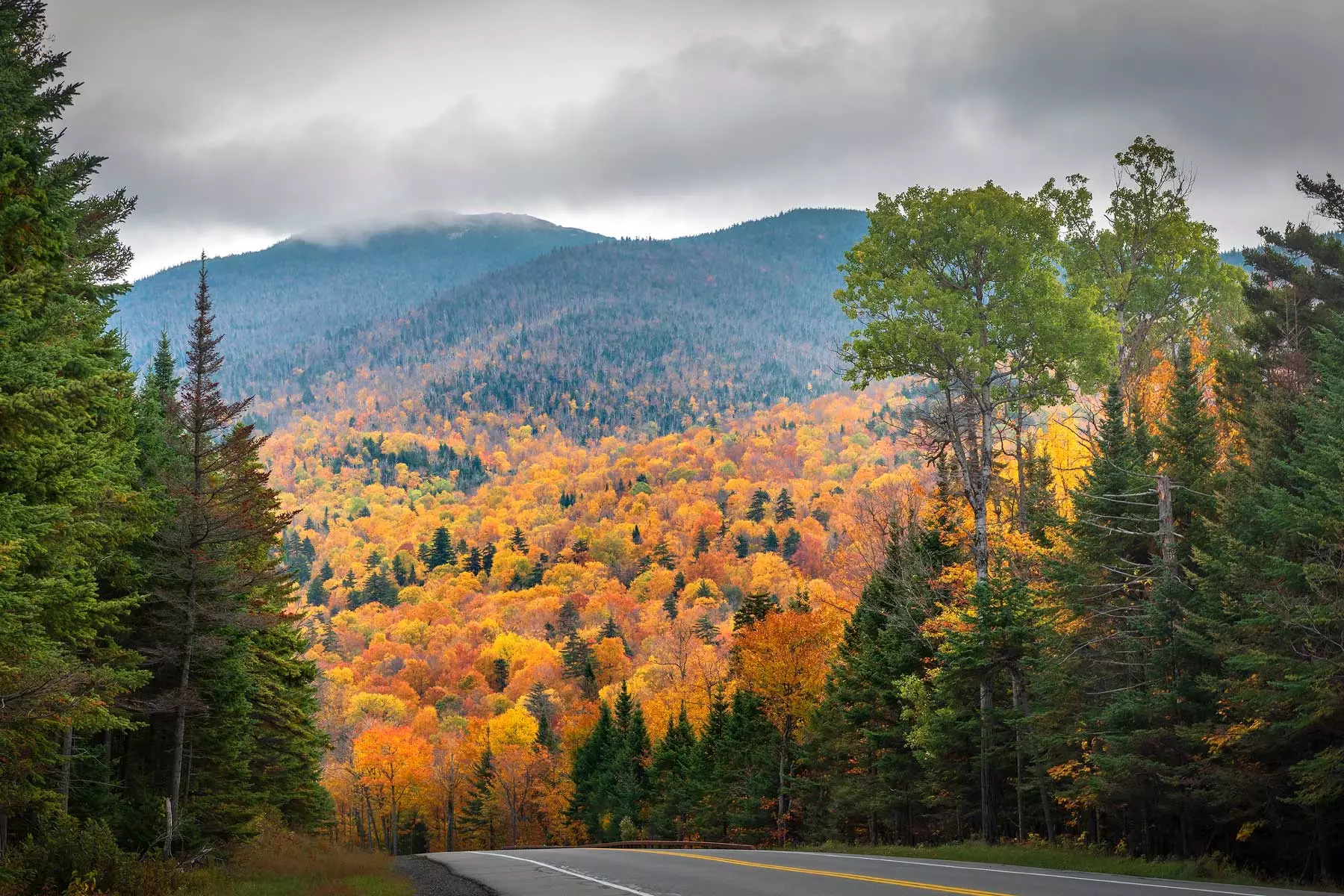 Njia ya 73 inayoonyesha rangi za vuli karibu na Keene, Adirondacks, New York