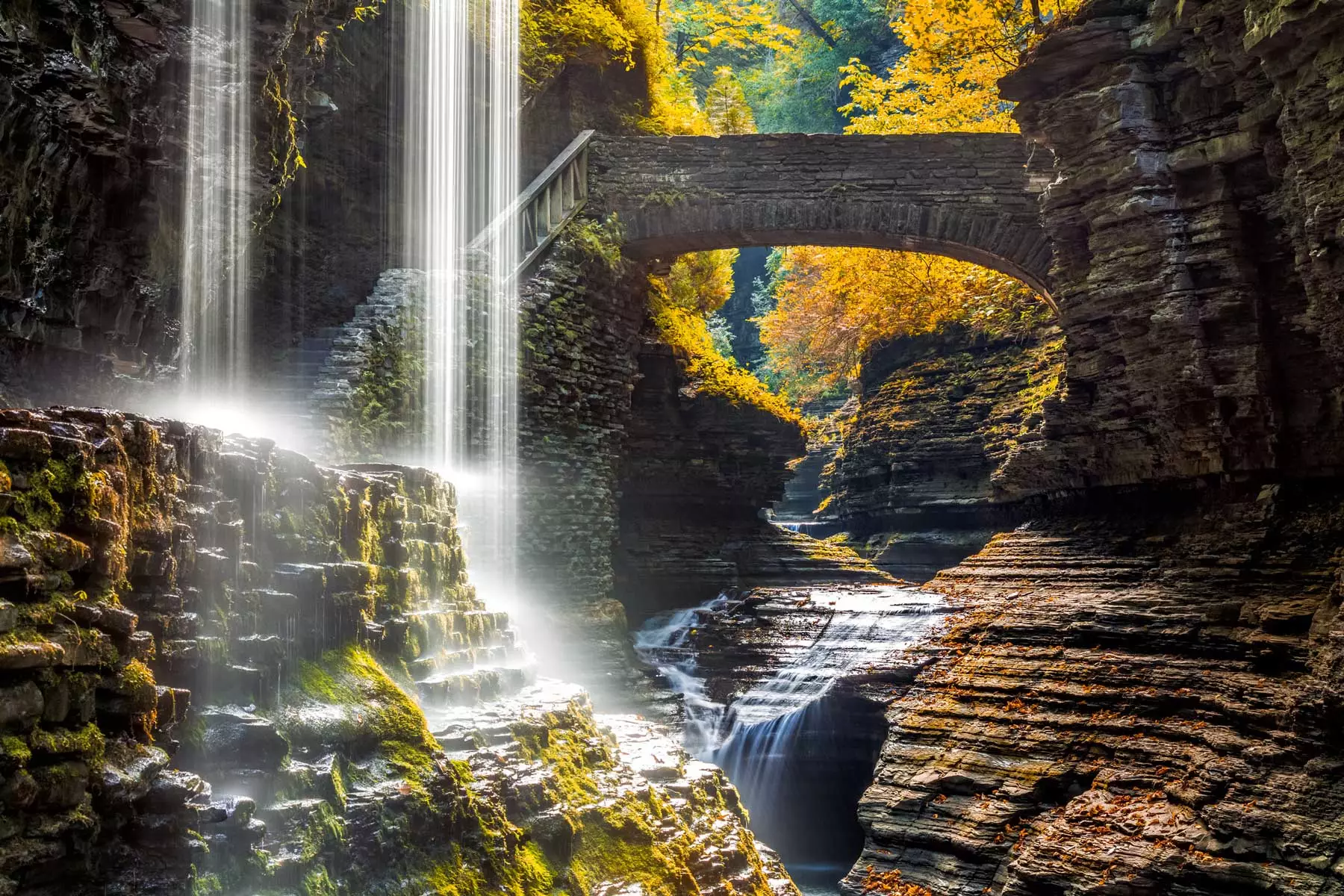 Korongo la maporomoko ya maji la Watkins Glen State Park huko Upstate New York