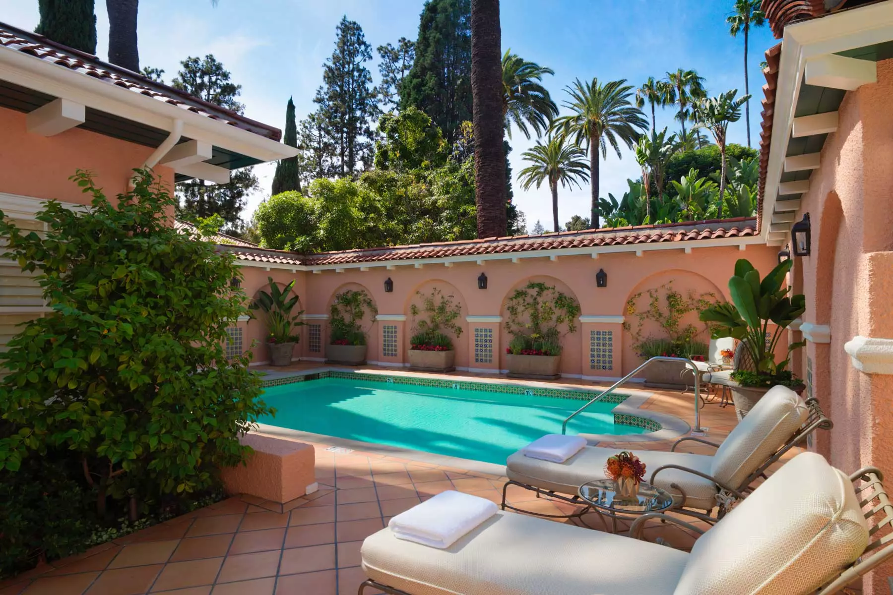 The Beverly Hills Hotel and Bungalows sitt private basseng