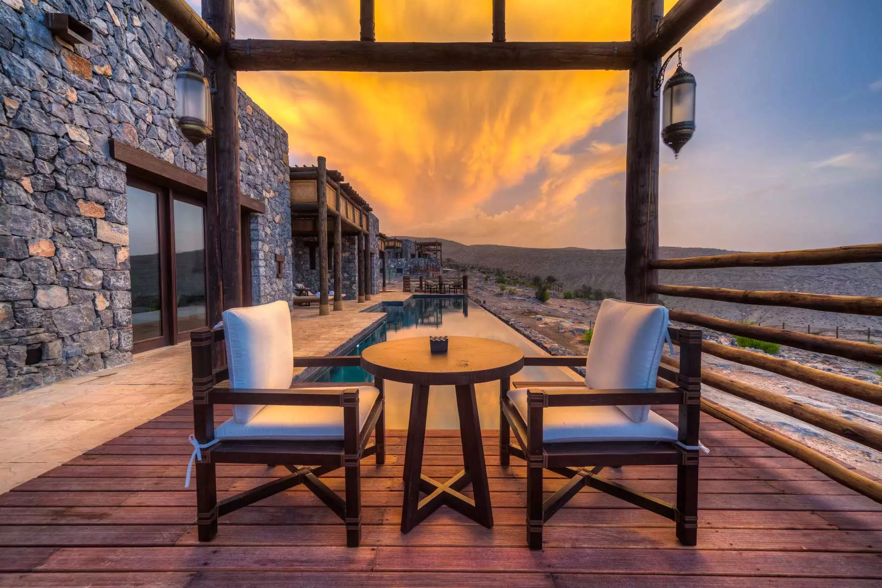 Bwawa la kibinafsi la Alila Jabal Akhdar huko Oman huko Sunset